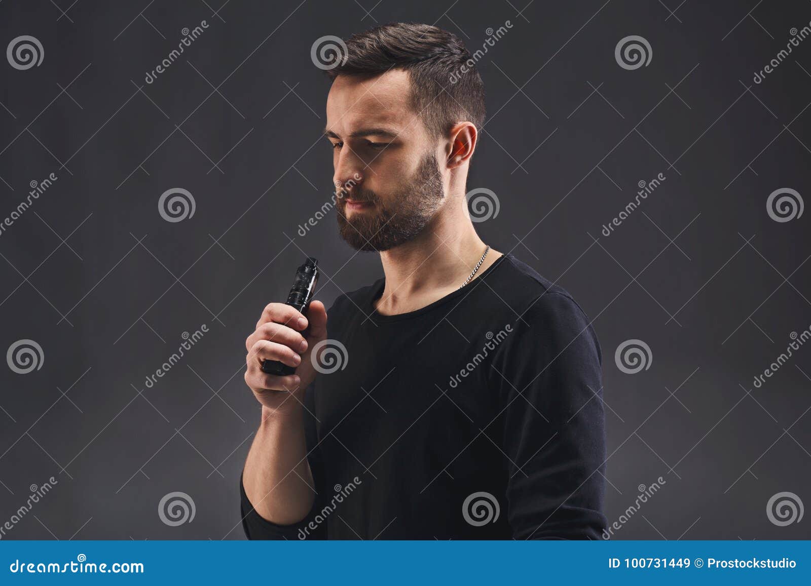 E-cigarette Vaping De Jeune Homme Sur Le Noir Image stock - Image du ...