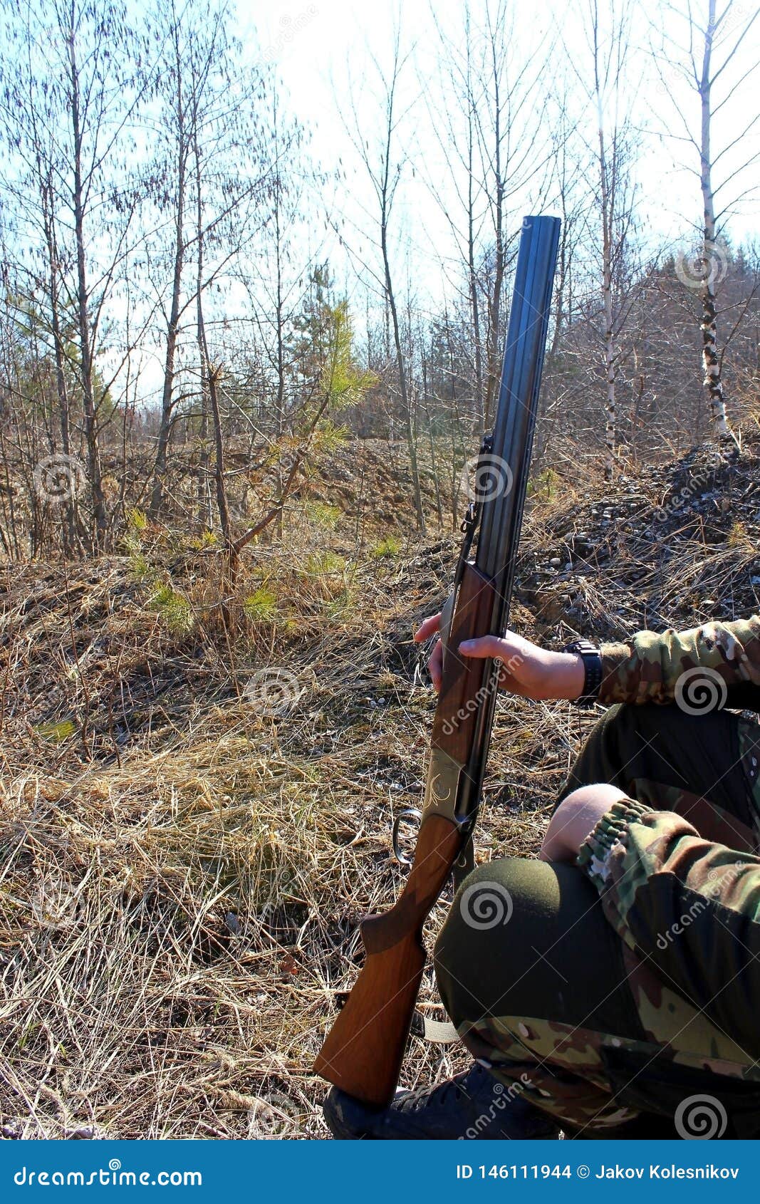 A Hunter with a Firearm on a Spring Hunting Game. Foto de archivo ...