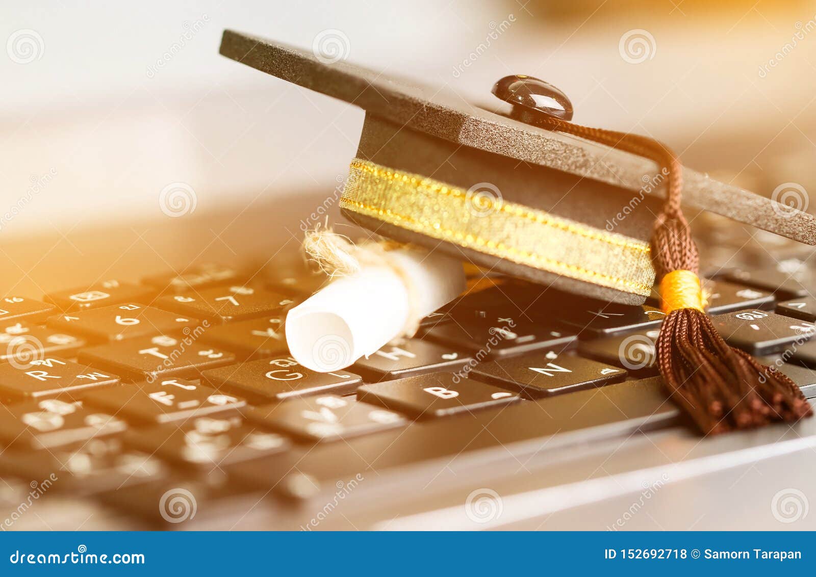 E-learning Online Graduate Education Concept : Graduation Cap ...