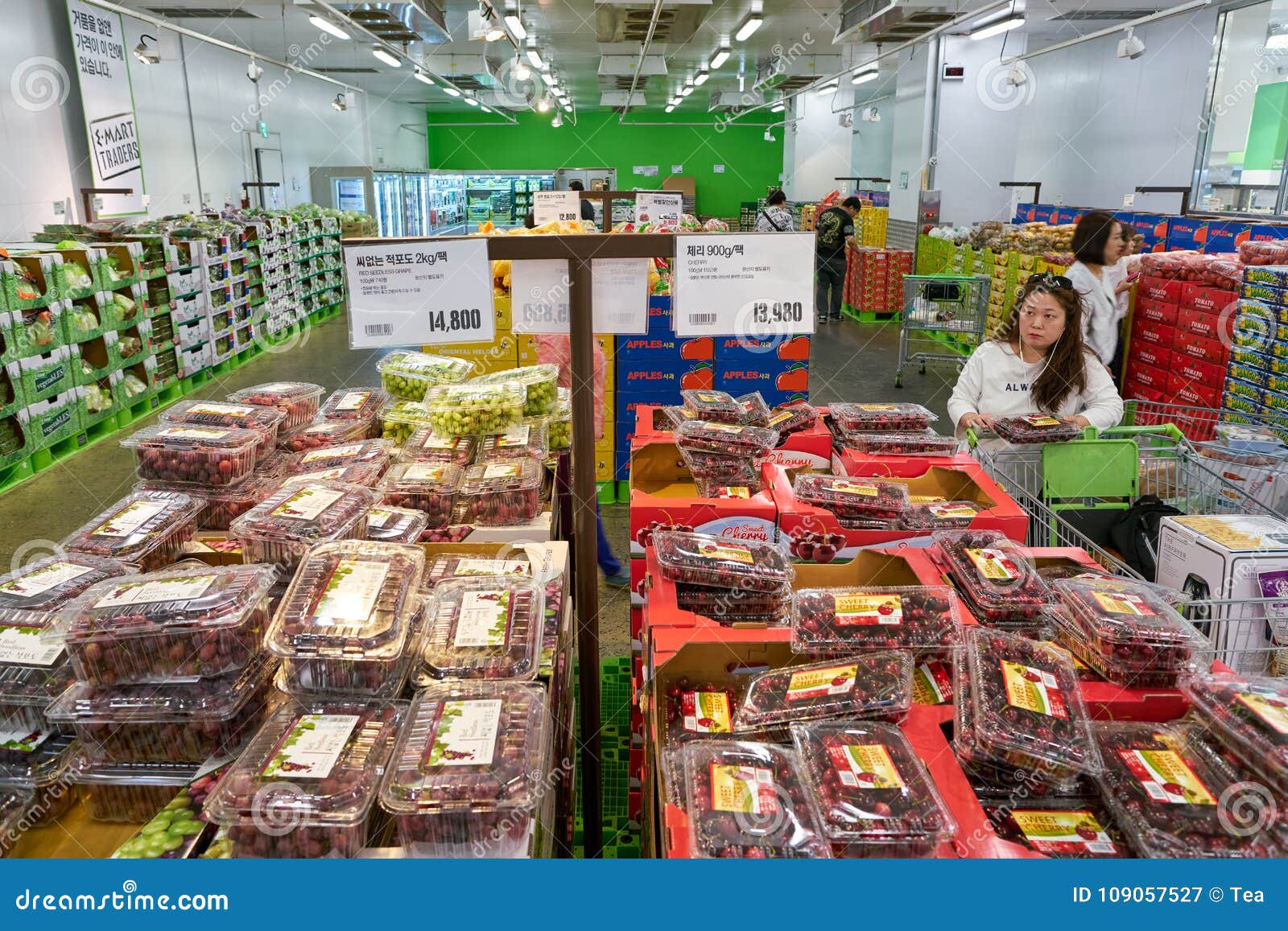 E-markt Handelaren redactionele fotografie. Image of kleinhandels ...