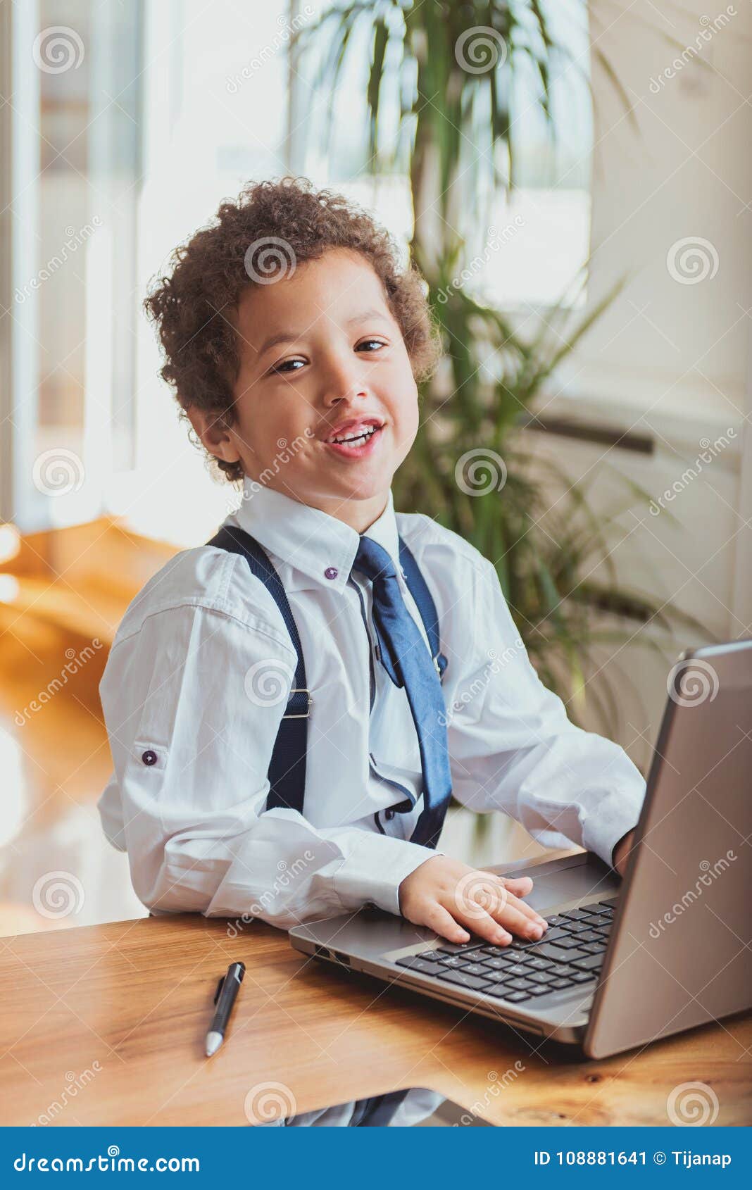 Cute Boy Working on a Laptop 库存图片 - 图片 包括有 设计, 女孩: 108881641