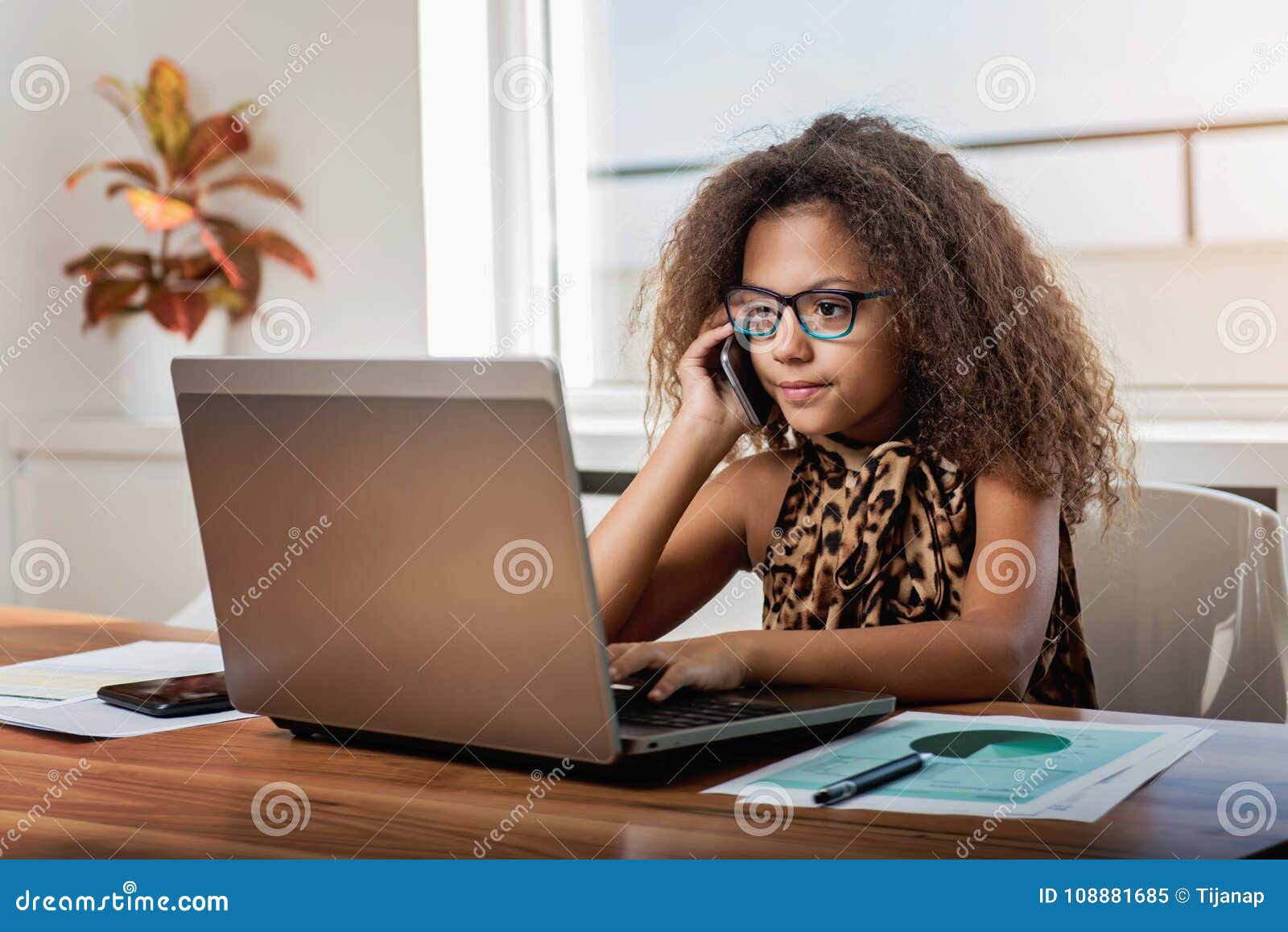 Cute Girl Working on a Laptop 库存图片 - 图片 包括有 能够, 逗人喜爱: 108881685