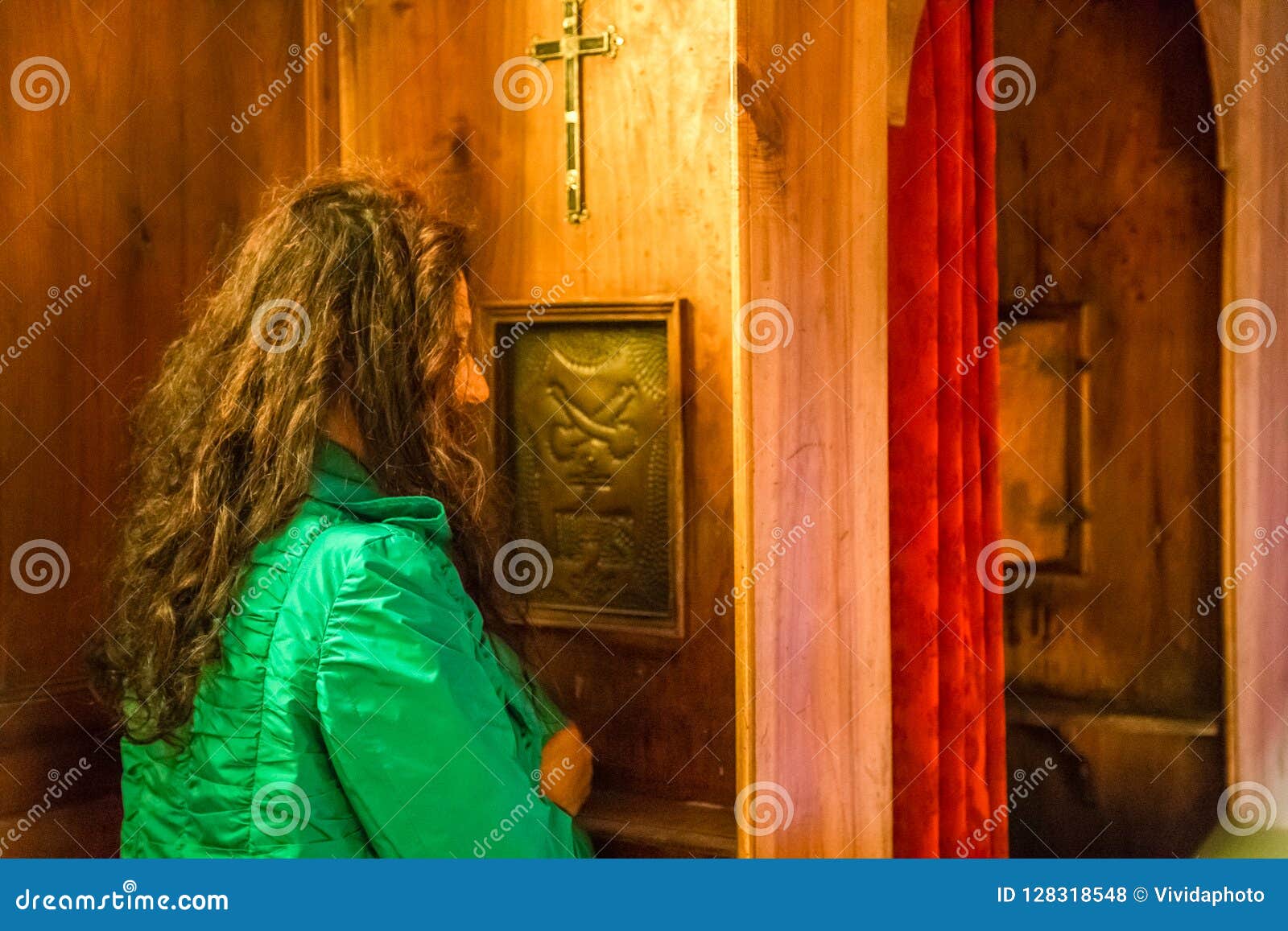 Woman Confessing at the Confessional Στοκ Εικόνες - εικόνα από : 128318548