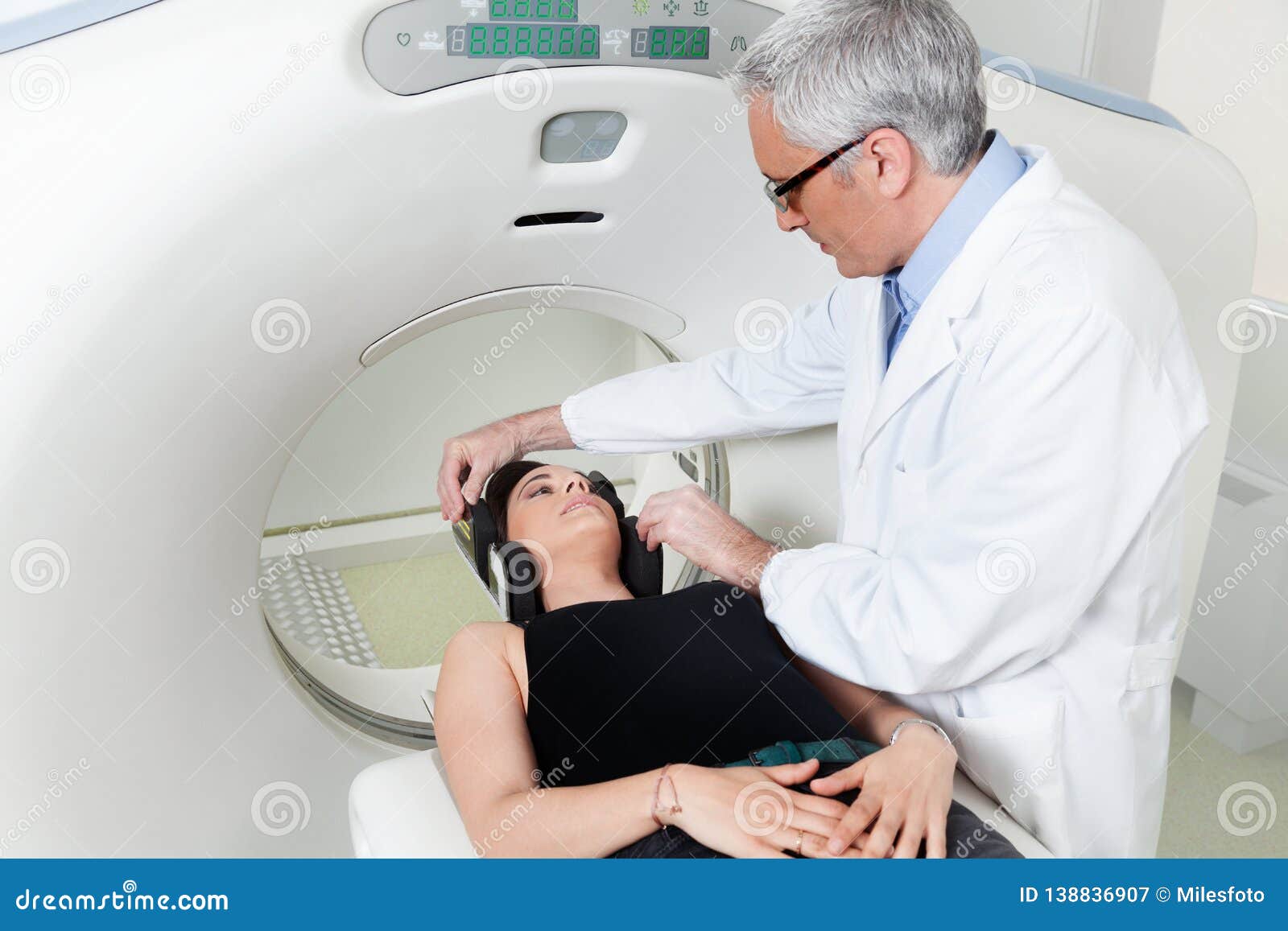 Doctor with Woman Who is Doing a CT Scanner Stock Afbeelding - Image of ...