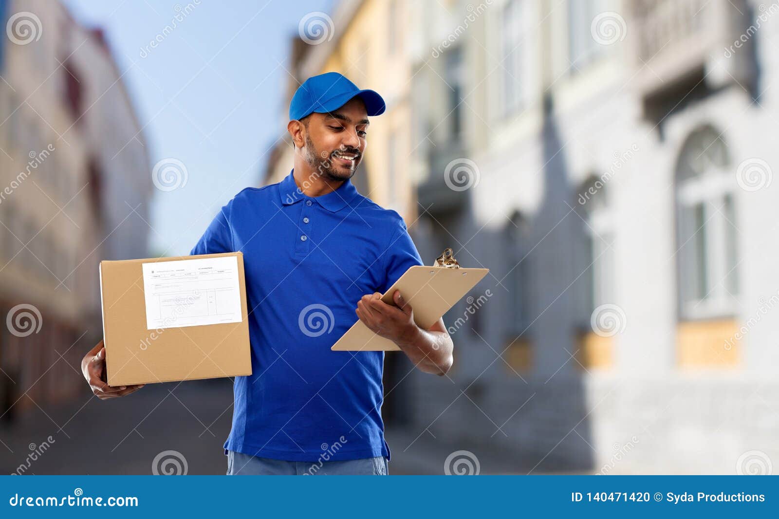 Delivery Man with Parcel and Clipboard in City Stock Foto - Image of ...