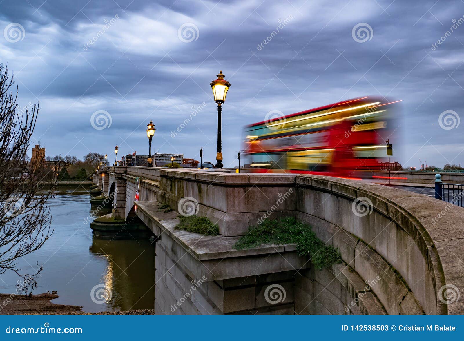 Putney Bridge and Riverside in London 库存图片 - 图片 包括有 刺毛, 游人: 142538503