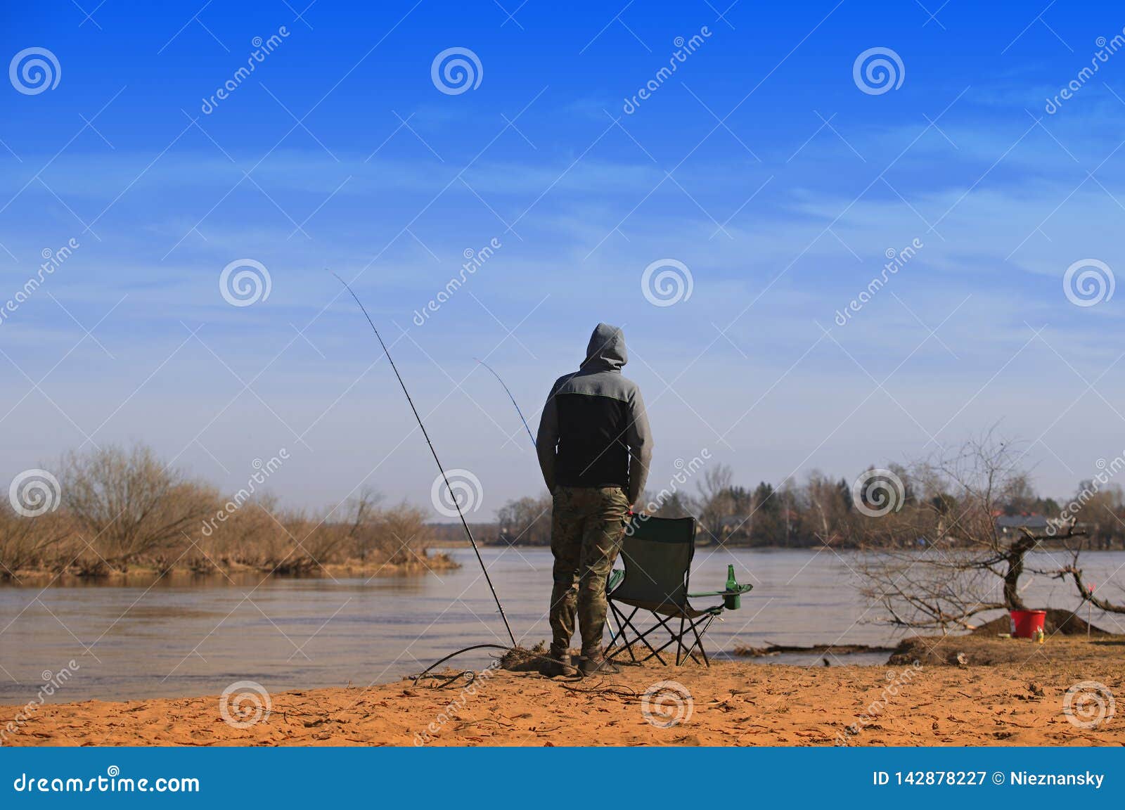 Man Fishing in the Lake, Spring 库存图片 - 图片 包括有 春天, 巴比土酸盐: 142878227