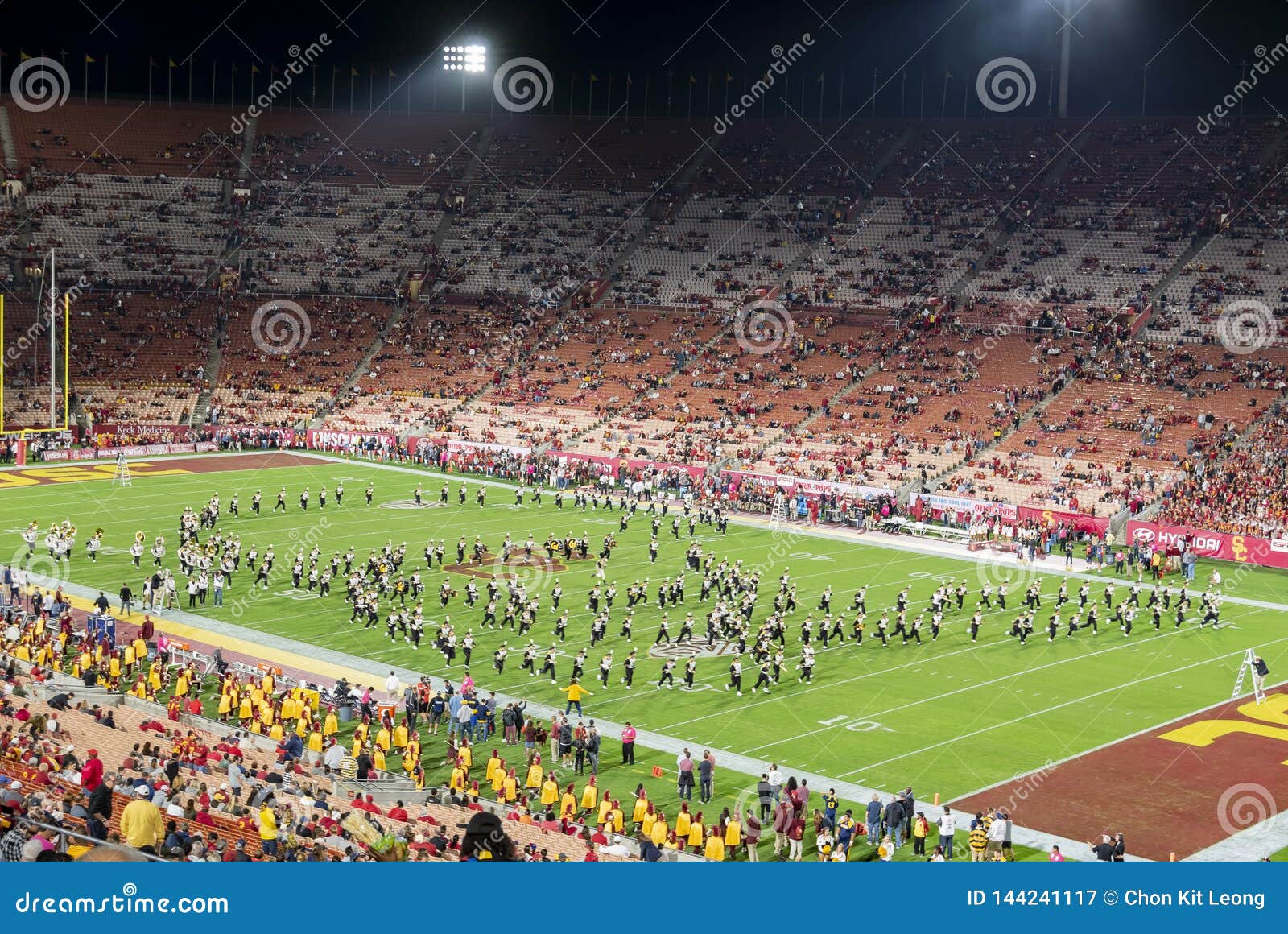 Night View of USC Marching Band in the Football Field 图库摄影片 - 图片 包括有 前进 ...