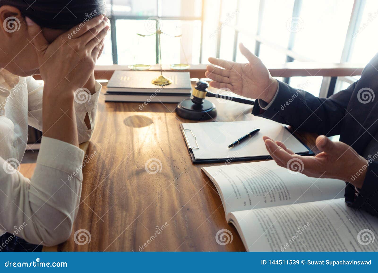 Judge or Lawyer Talking with Client Who Feel Sad 库存图片 - 图片 包括有 通信, 听众 ...