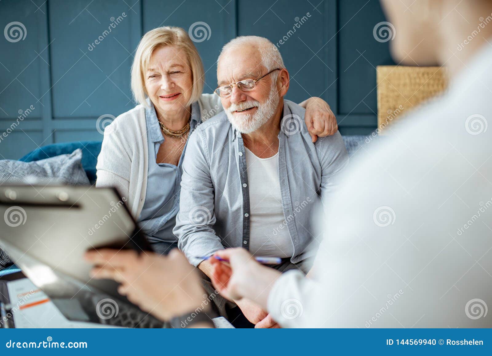 Senior Couple with Consultant at the Office 库存照片 - 图片 包括有 会议, 蓝色: 144569940