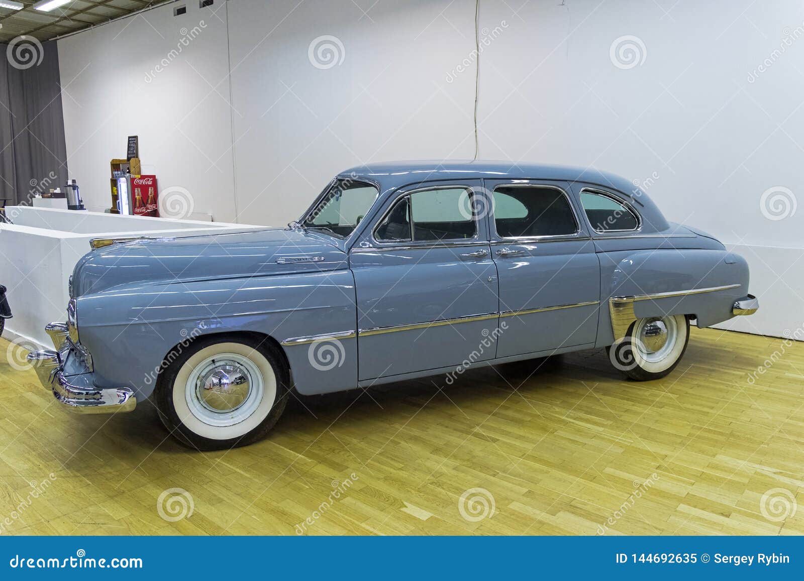 GAZ-12 ZiM car redaktionell foto. Bild av autonom, glittra - 144692635