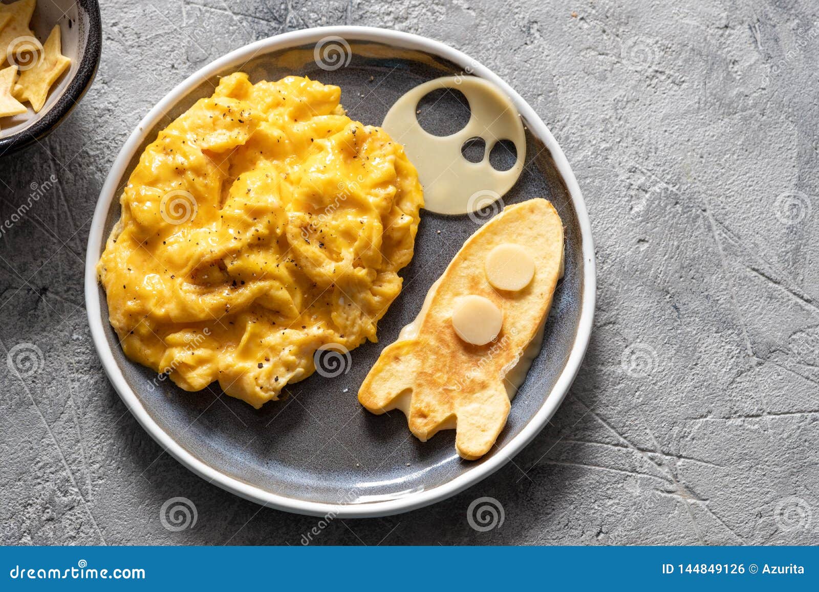 Kids Funny Breakfast with Scrambled Eggs, Cheese and Tortilla 库存照片 - 图片 ...