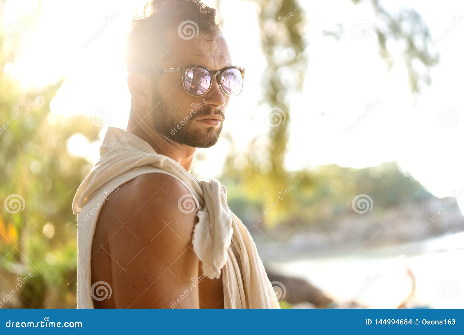 Fashion Handsome Guy at Sunset Posing in a White Robe Near the Rocks 库存 ...