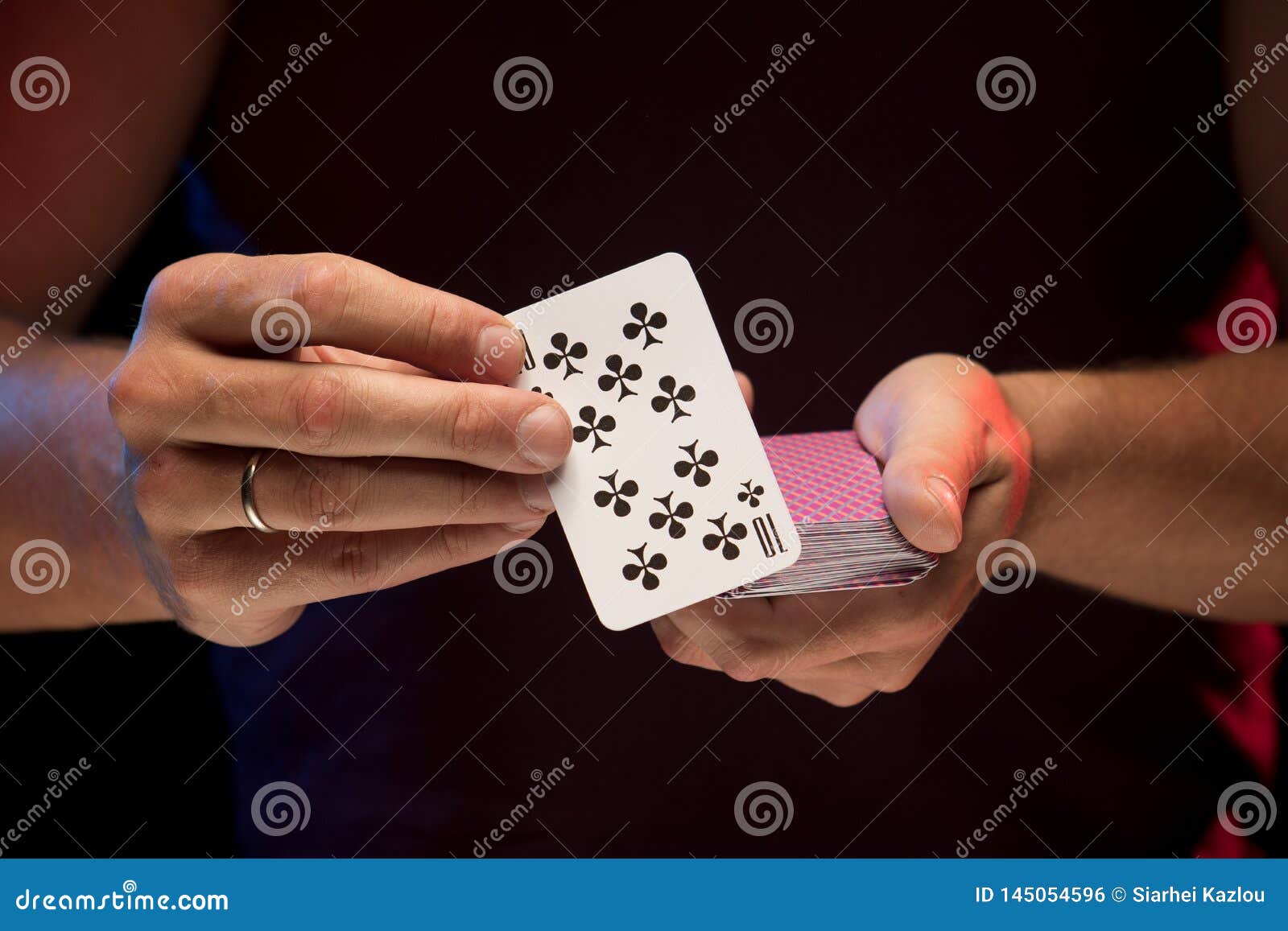 Male Hands Hold a Deck of Play Cards 库存照片 - 图片 包括有 充分, 概念: 145054596
