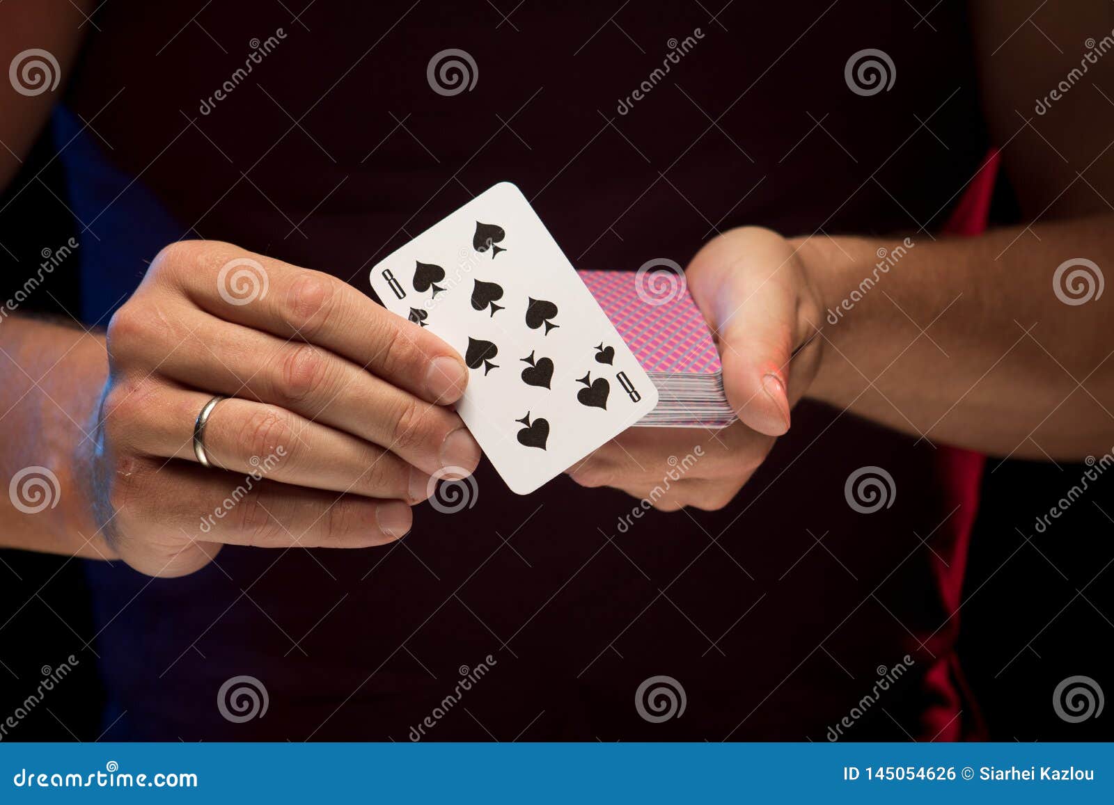 Male Hands Hold a Deck of Play Cards 库存照片 - 图片 包括有 成人, 人力: 145054626