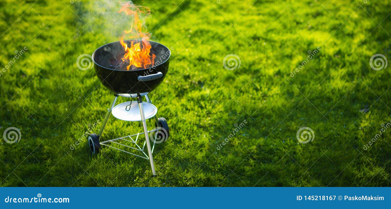 Barbecue Grill in the Open Air 库存图片 - 图片 包括有 背包, 草坪: 145218167