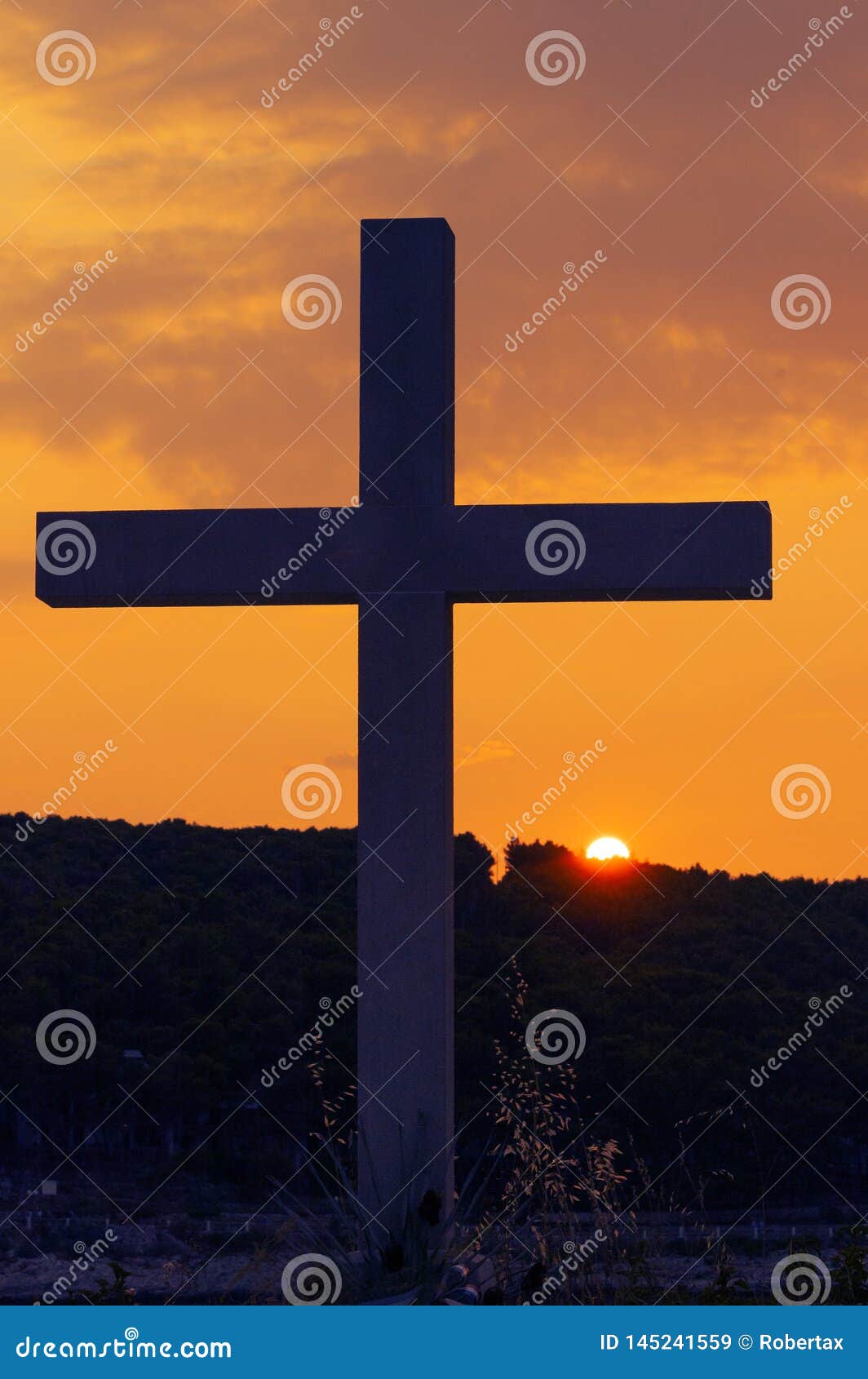 Christian Cross and Sun Setting Behind the Hill 库存图片 - 图片 包括有 圣洁, 背包 ...