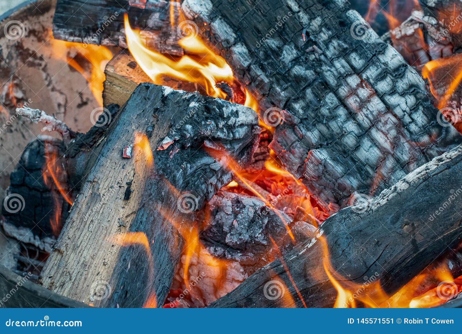 Campfire with Smoke, Orange Flames and Wood Background Stock Afbeelding ...