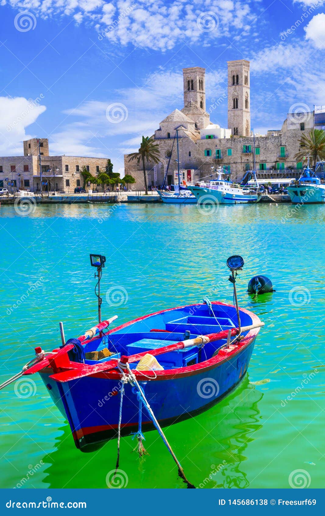 Molfetta - Picturesque Coastal Town in Puglia , Italy Stock Foto ...