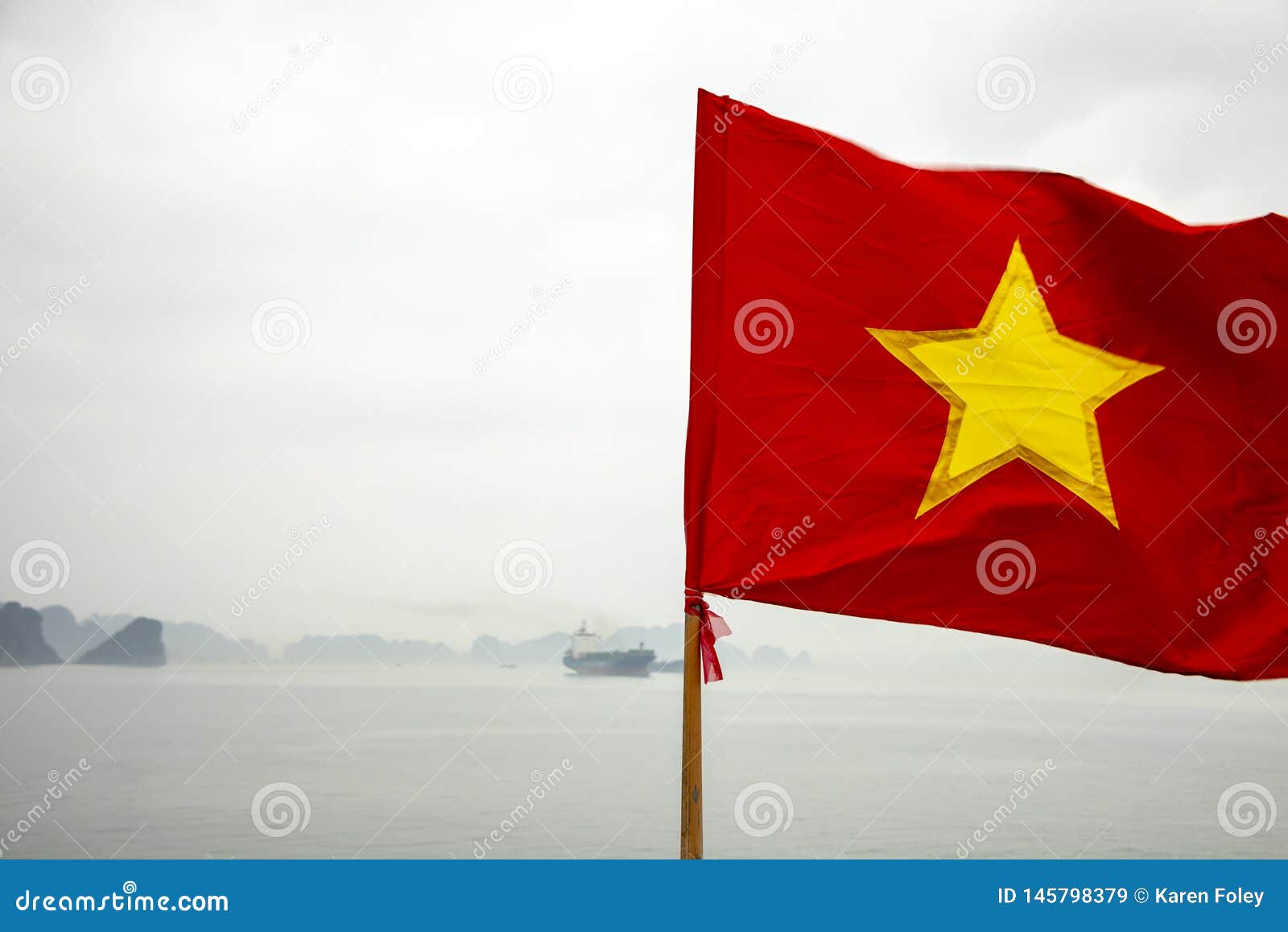 Vietnamese Flag in Ha Long Bay Vietnam Stock Afbeelding - Image of ...