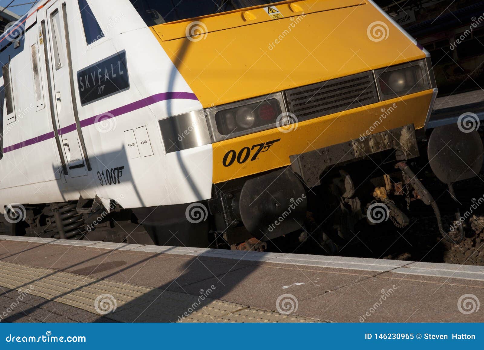 East Coast Trains Class 91 Number 91007 in Promotional James Bond 007 ...