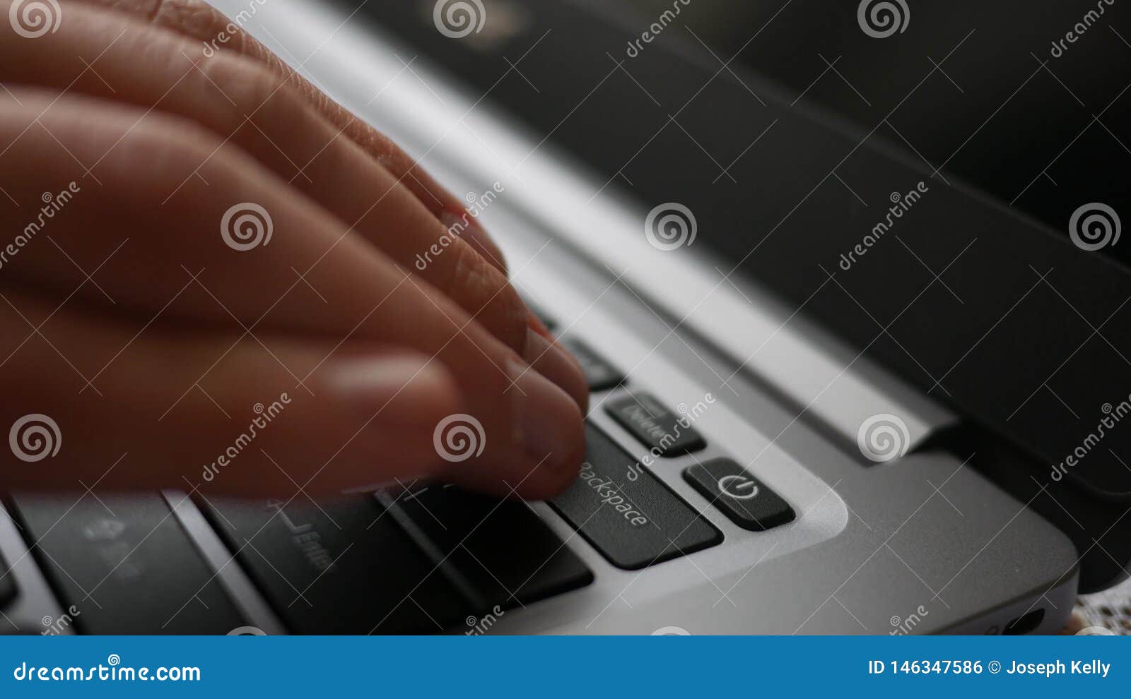 Finger Dramatically Presses the Backspace Button on Laptop 影视素材 - 视频 包括 ...