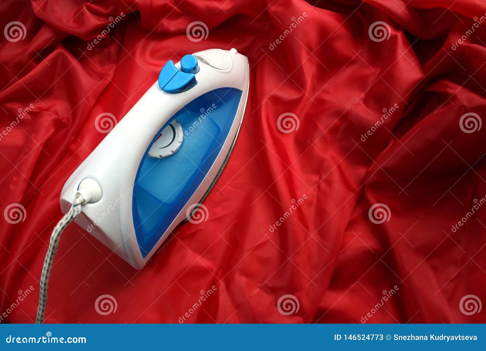 White Hot Iron Ironing Red Crumpled Fabric 库存图片 - 图片 包括有 金属, 家庭: 146524773