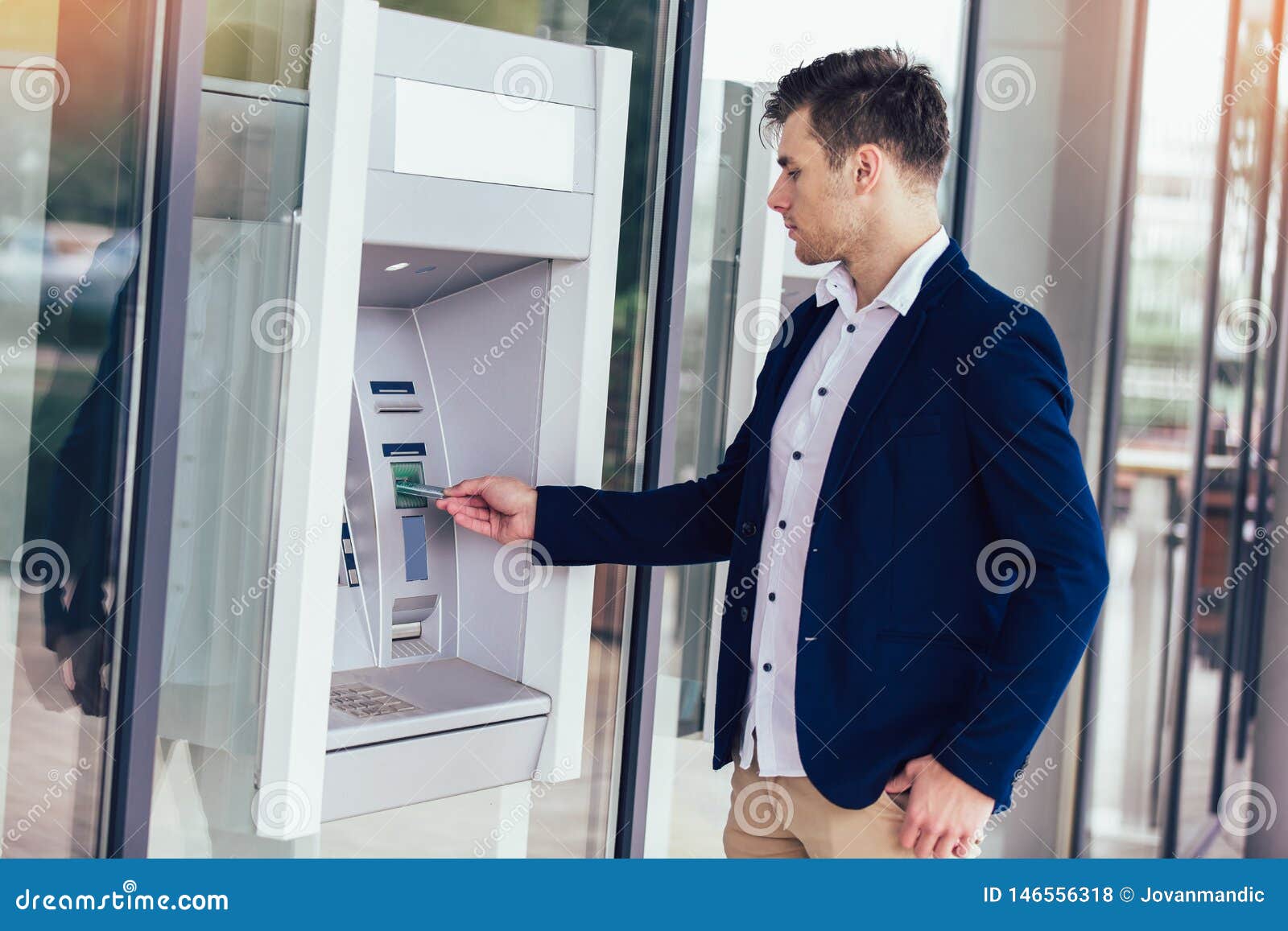 Young Business Man Using ATM. 库存照片 - 图片 包括有 一个, 看板卡: 146556318
