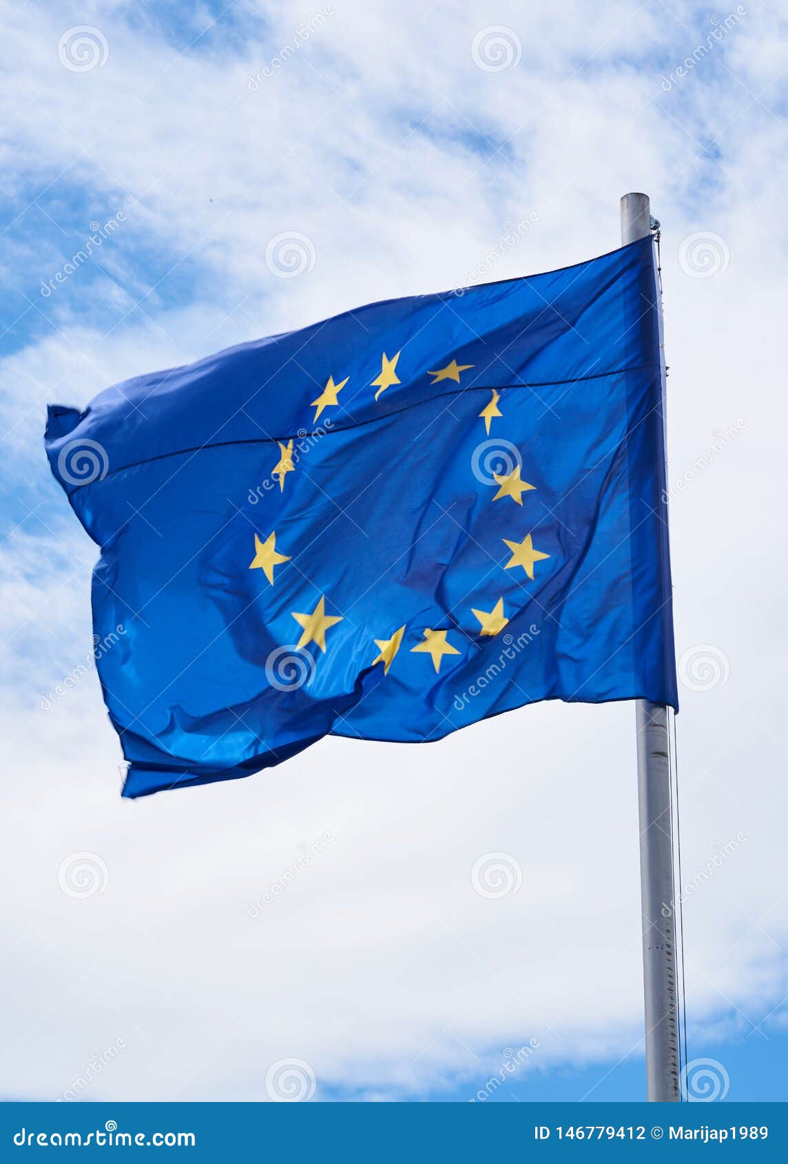 European Union Flag with Sky in the Background Vertical 库存照片 - 图片 包括有 ...