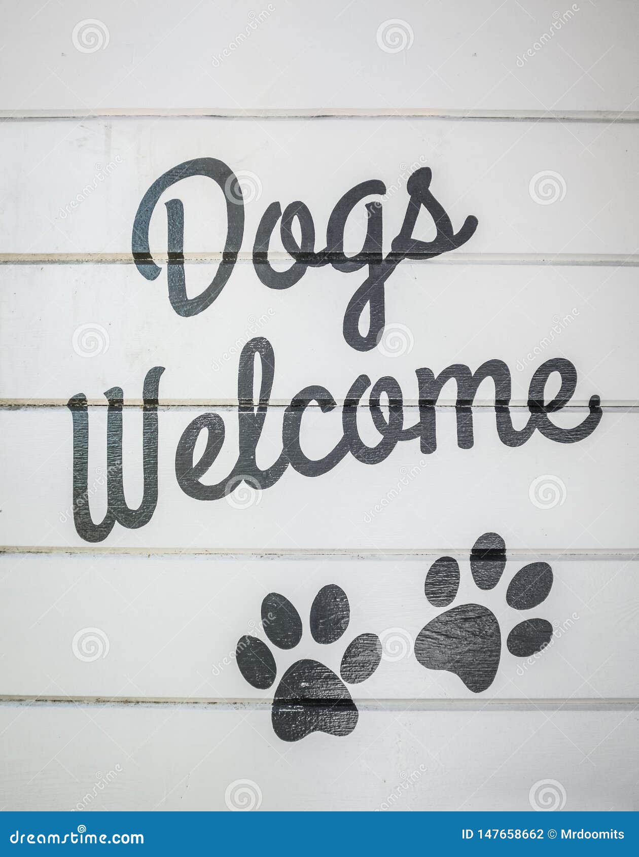 Dogs Welcome Sign стоковое фото. изображение насчитывающей мило - 147658662