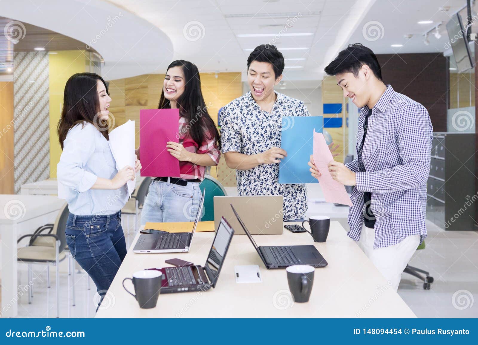 Business Team Looks Happy after Work in the Office 库存照片 - 图片 包括有 室内, 女 ...