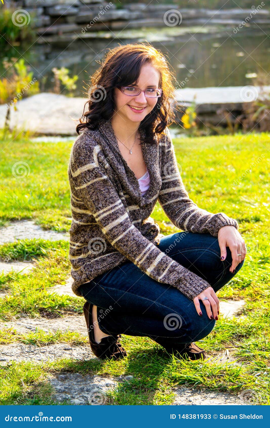 Young Girl Crouching by a Lake 库存图片 - 图片 包括有 本质, 快乐: 148381933