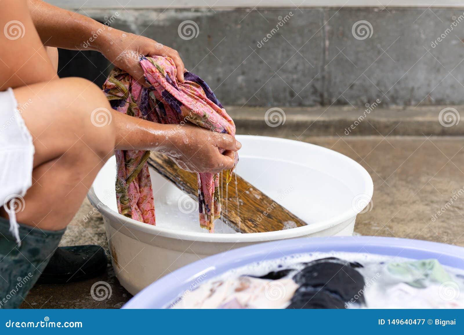 Woman Hands Washing Dirty Clothes in Big Bowl on Concrete Floor. 库存图片 ...