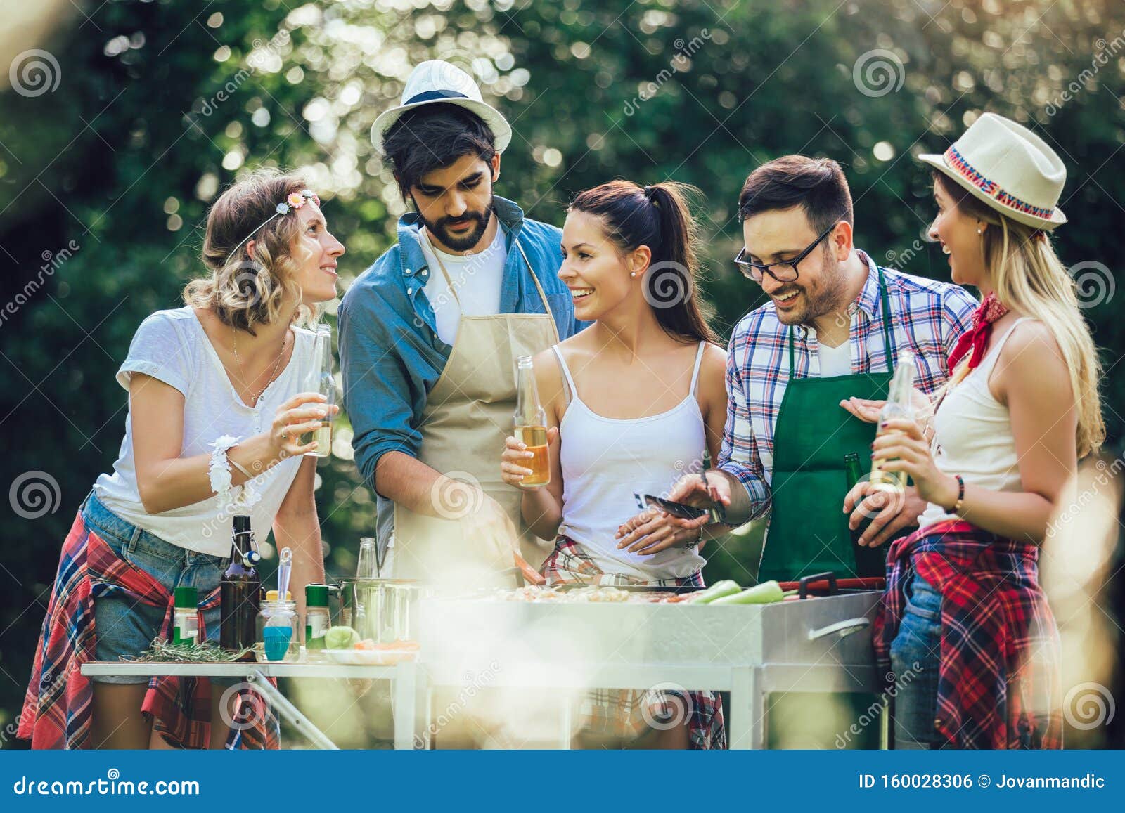 Friends Having Fun Grilling Meat Enjoying Barbecue Party 库存照片 - 图片 包括有 ...