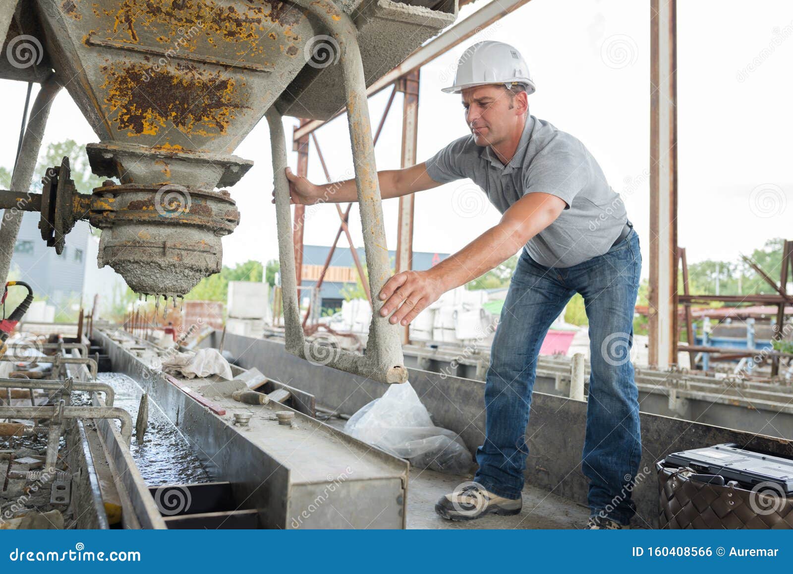 People Cementing Cement in Factory Arkivfoto - Bild av bryta, fraktar ...