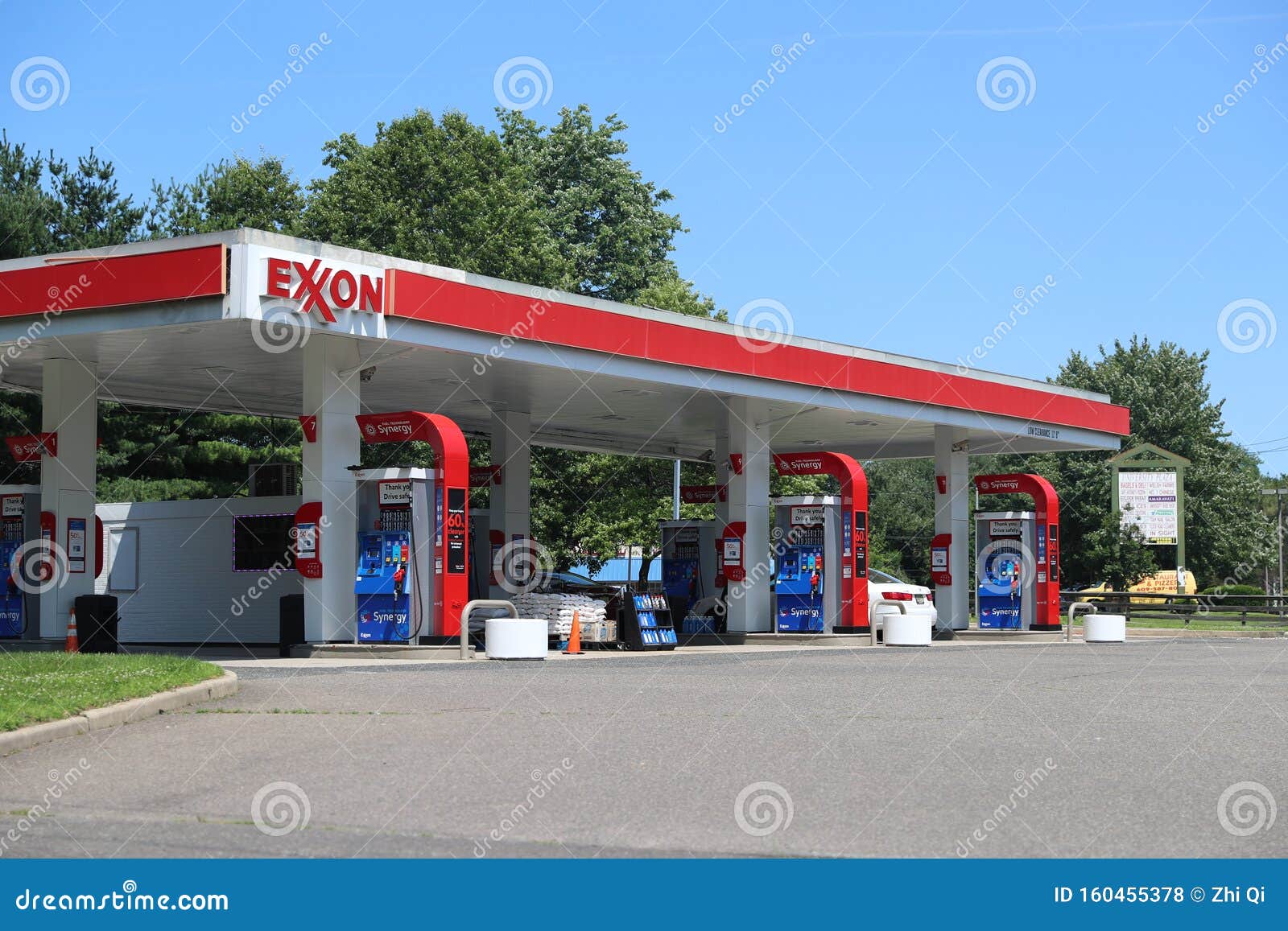 Exxon Gas Station in Princeton, NJ, USA Foto de Stock Editorial ...