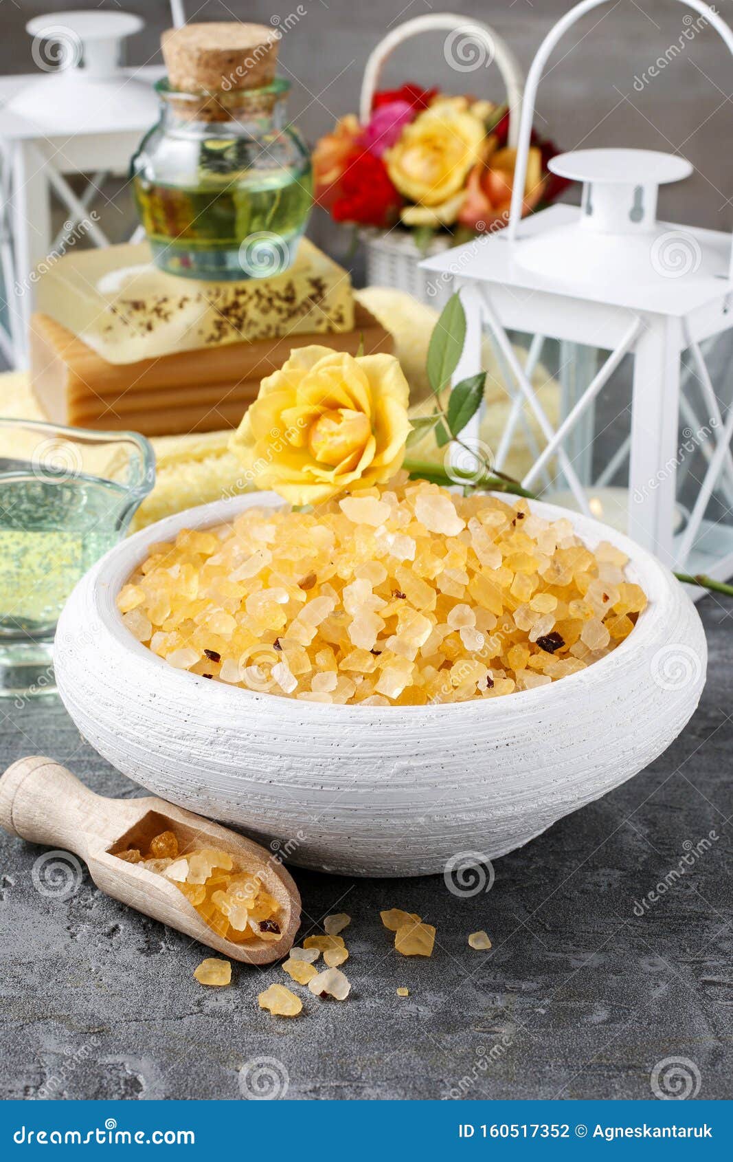 Bowl of yellow sea salt foto de stock. Imagem de ouro - 160517352