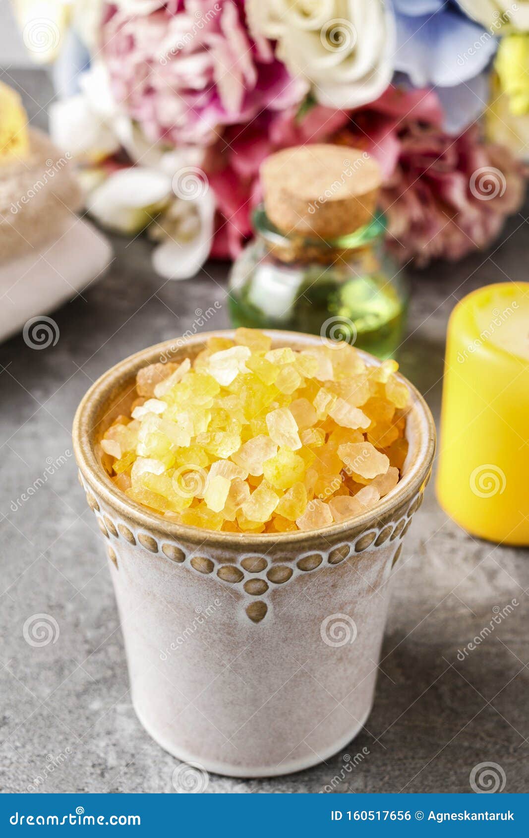 Bowl of yellow sea salt foto de stock. Imagem de fundo - 160517656