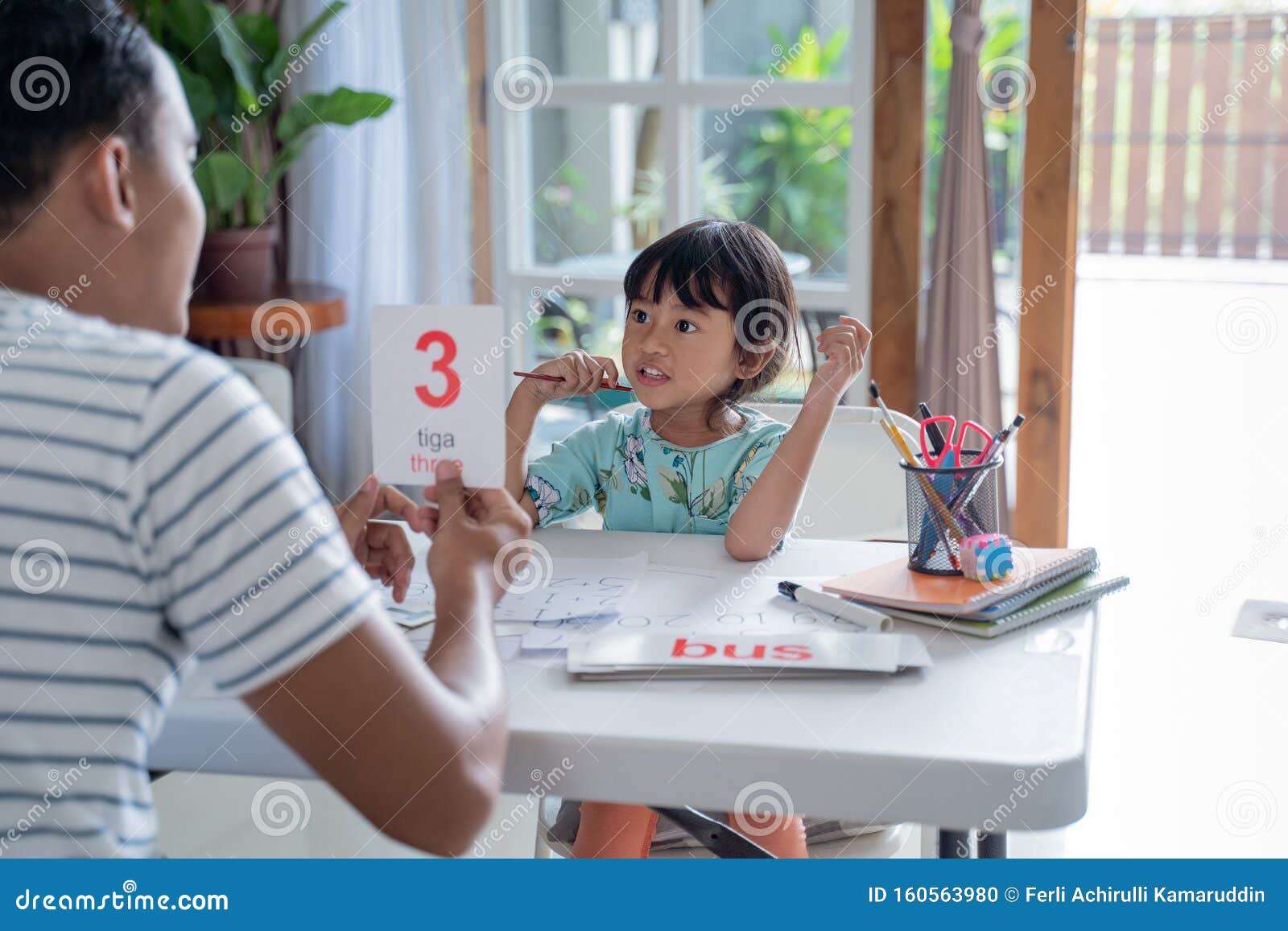 Parent Showing Number on a Flash Card during Studying Stock Foto ...