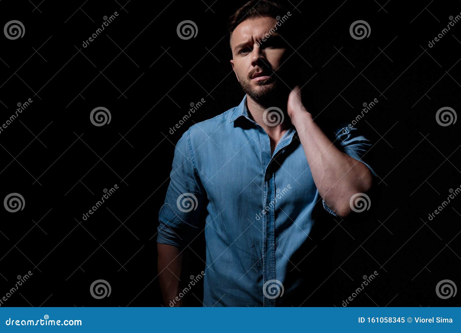 Casual Man Standing and Revealing His Face from the Shadows 库存图片 - 图片 ...