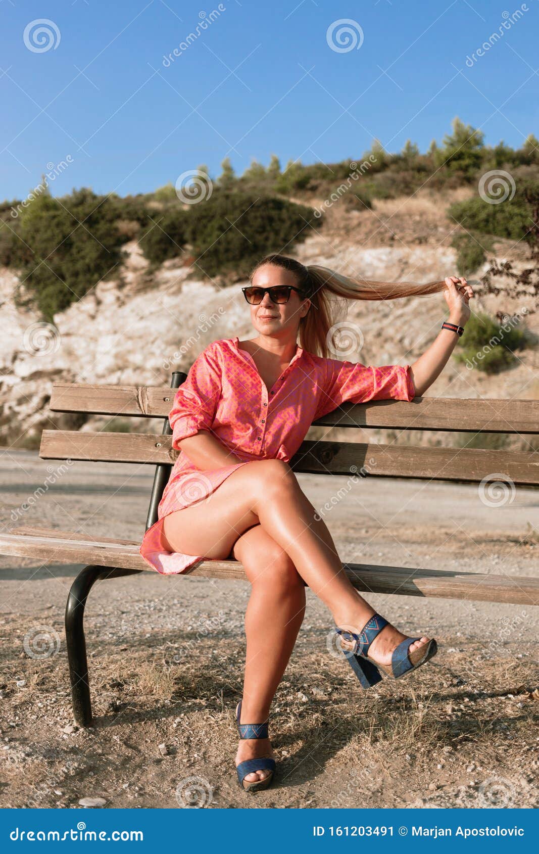 Young Pretty Woman Sitting on the Bench 库存图片 - 图片 包括有 户外, 愉快: 161203491