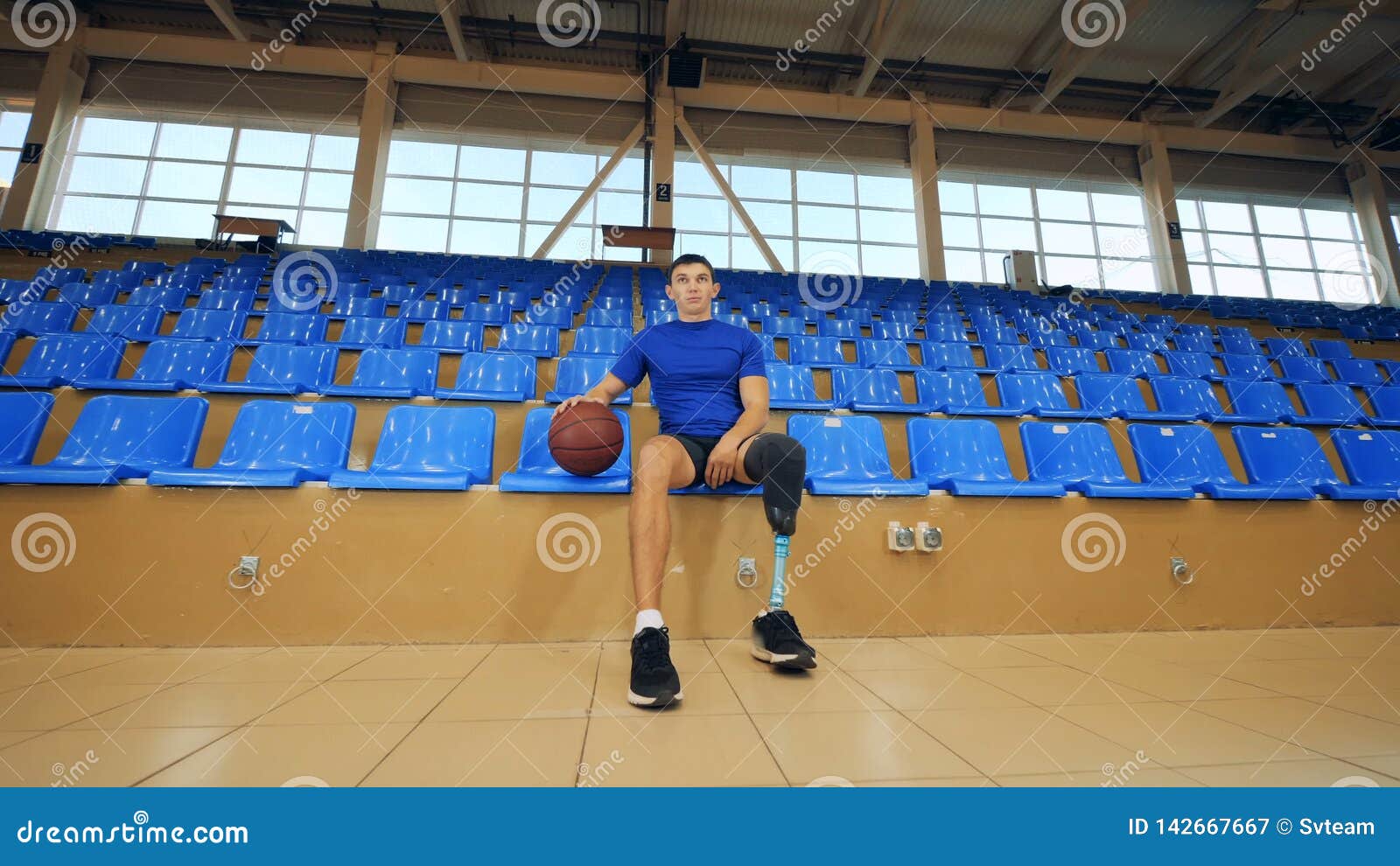 Basketball Player with a Bionic Leg Prosthesis, Disabled Sportsman. 股票 ...