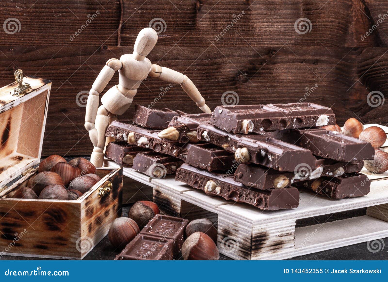 Milk Chocolate with Whole Hazelnuts Placed on a Pallet 库存图片 - 图片 包括有 隐藏 ...
