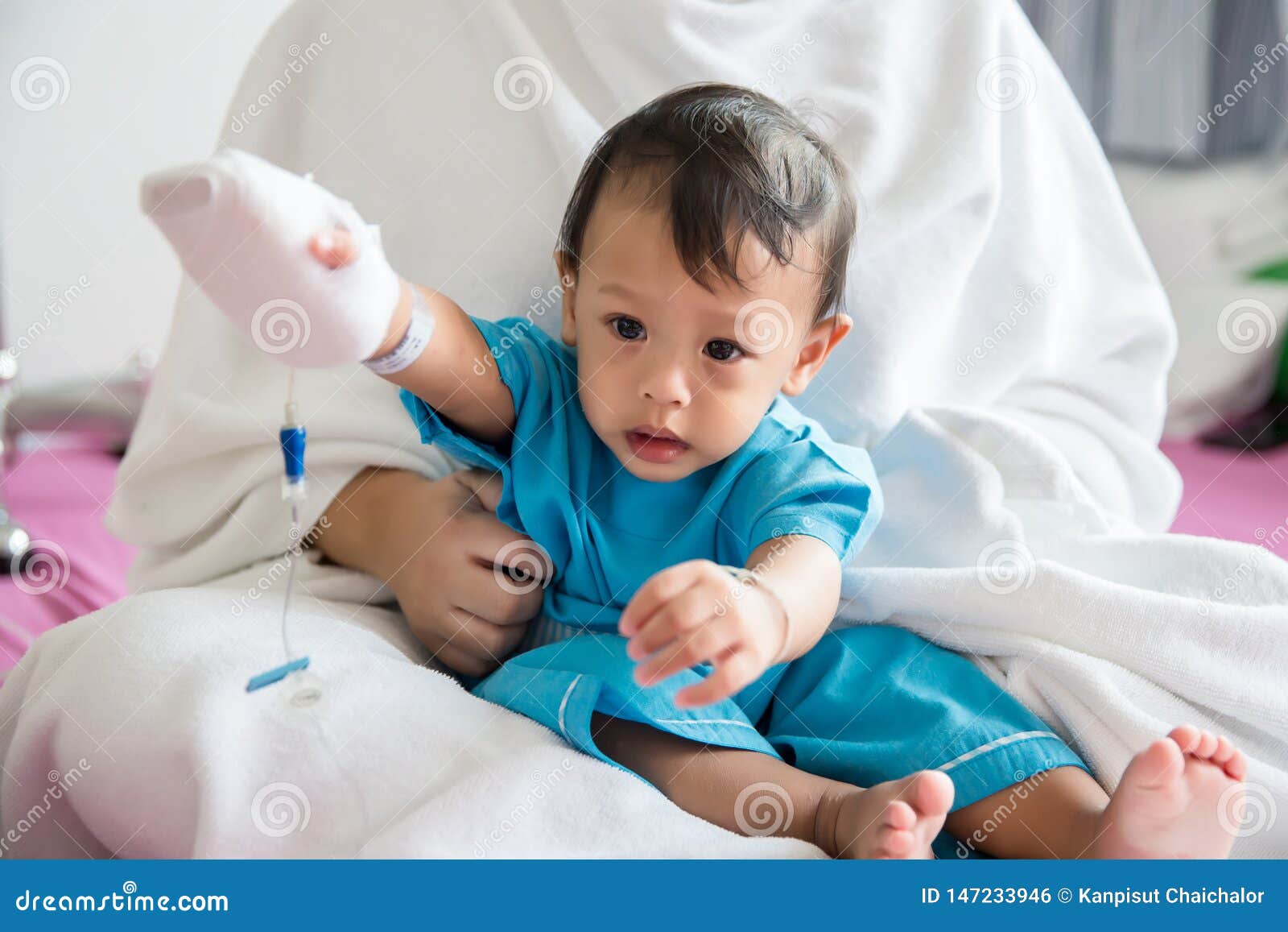 Barn Lilla Baby Som Fäster Intravenöst Rör På Patientens Hand I ...