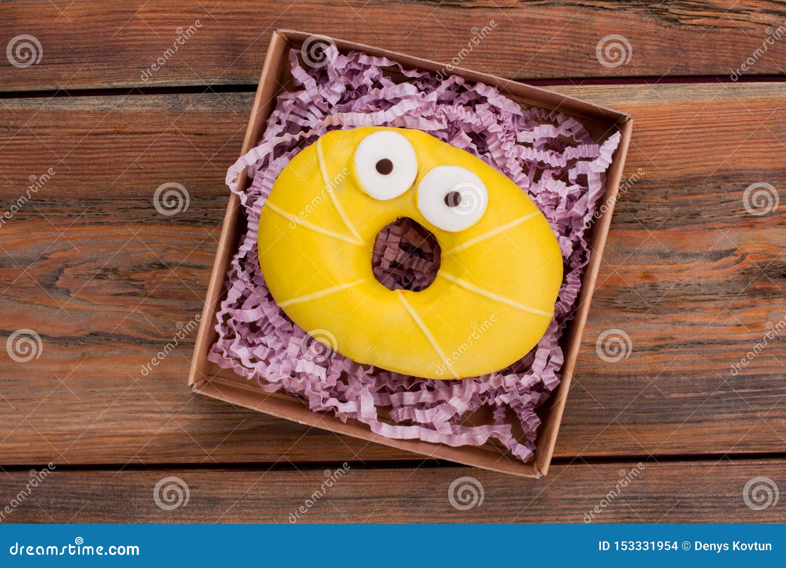 Yellow Donut in Box, Top View. 库存照片 - 图片 包括有 奶油, 存在: 153331954