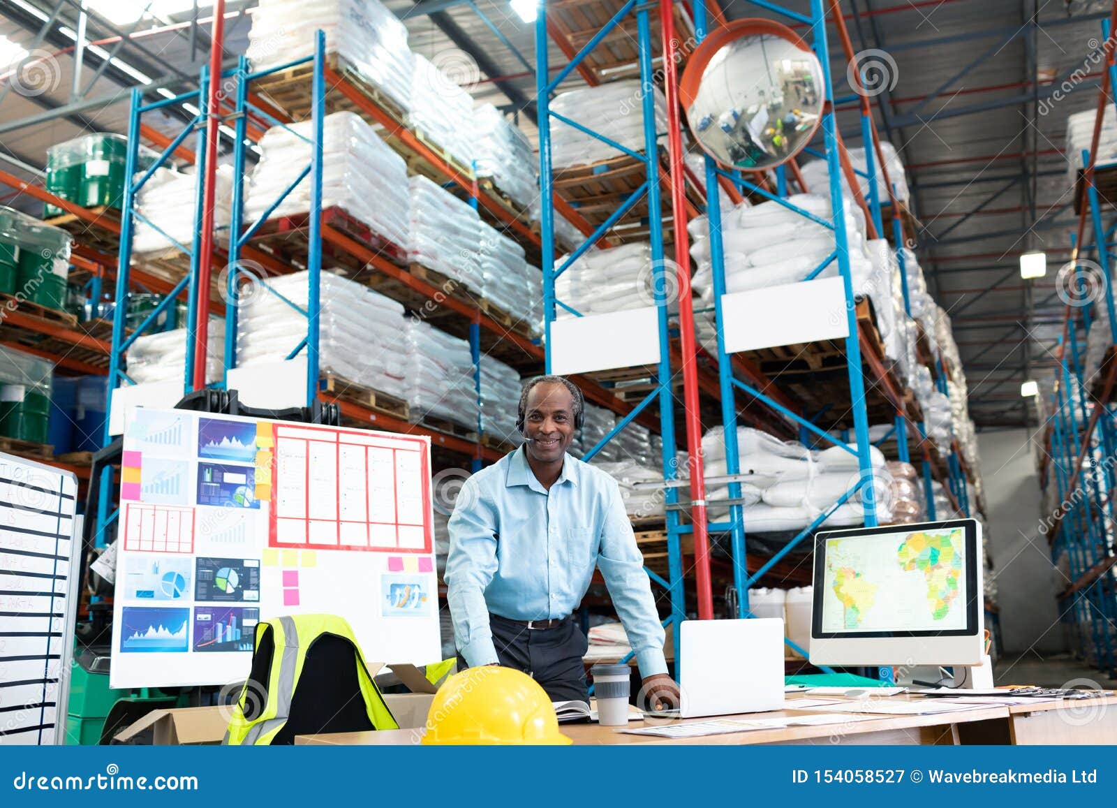 Male Supervisor Smiling at Desk in Warehouse 库存图片 - 图片 包括有 工厂, 膝上型计算机 ...