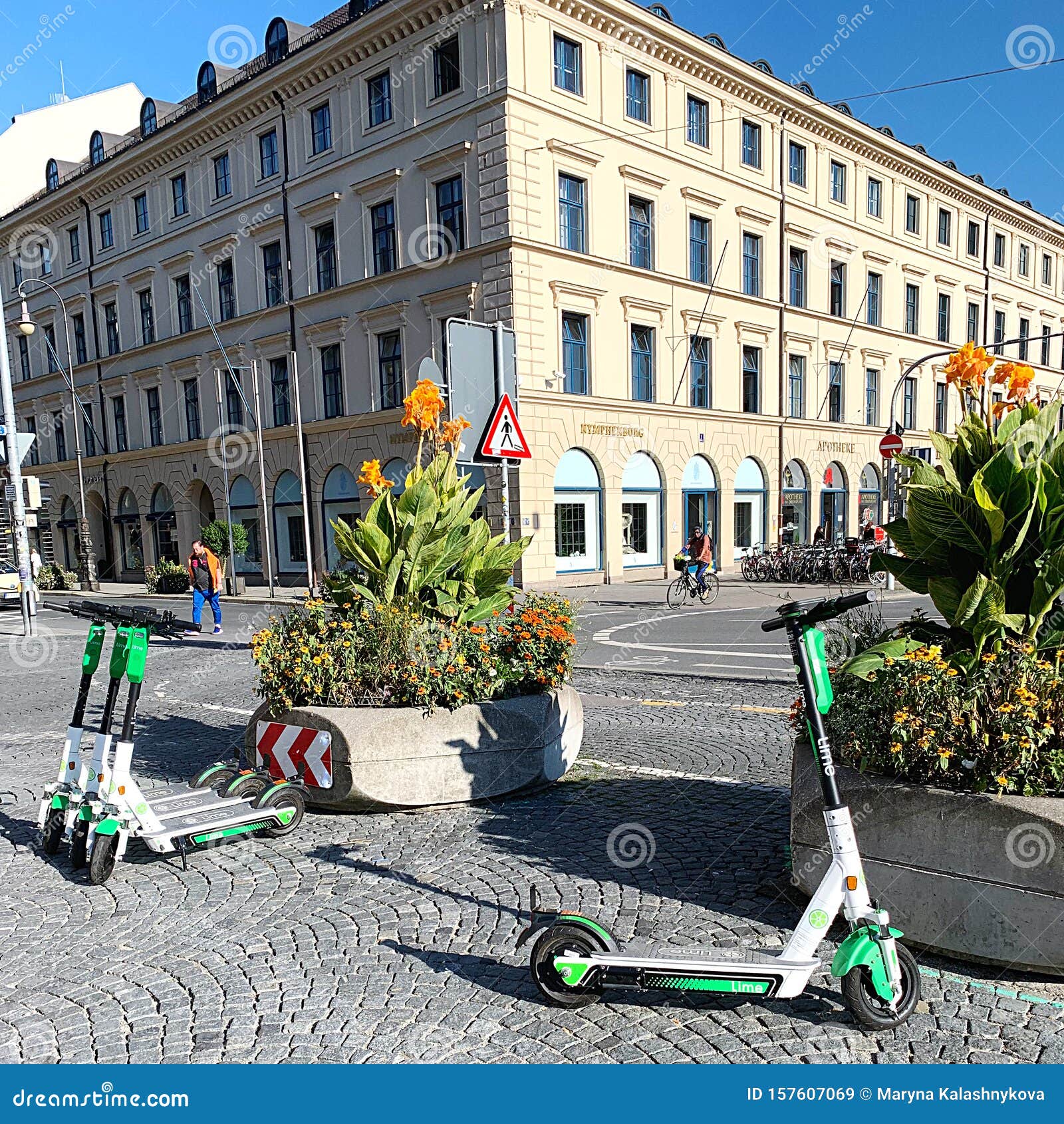 E-Roller City时尚 编辑类库存图片. 图片 包括有 别致, 蓝色, 路辗, 天空, 布琼布拉 - 157607069