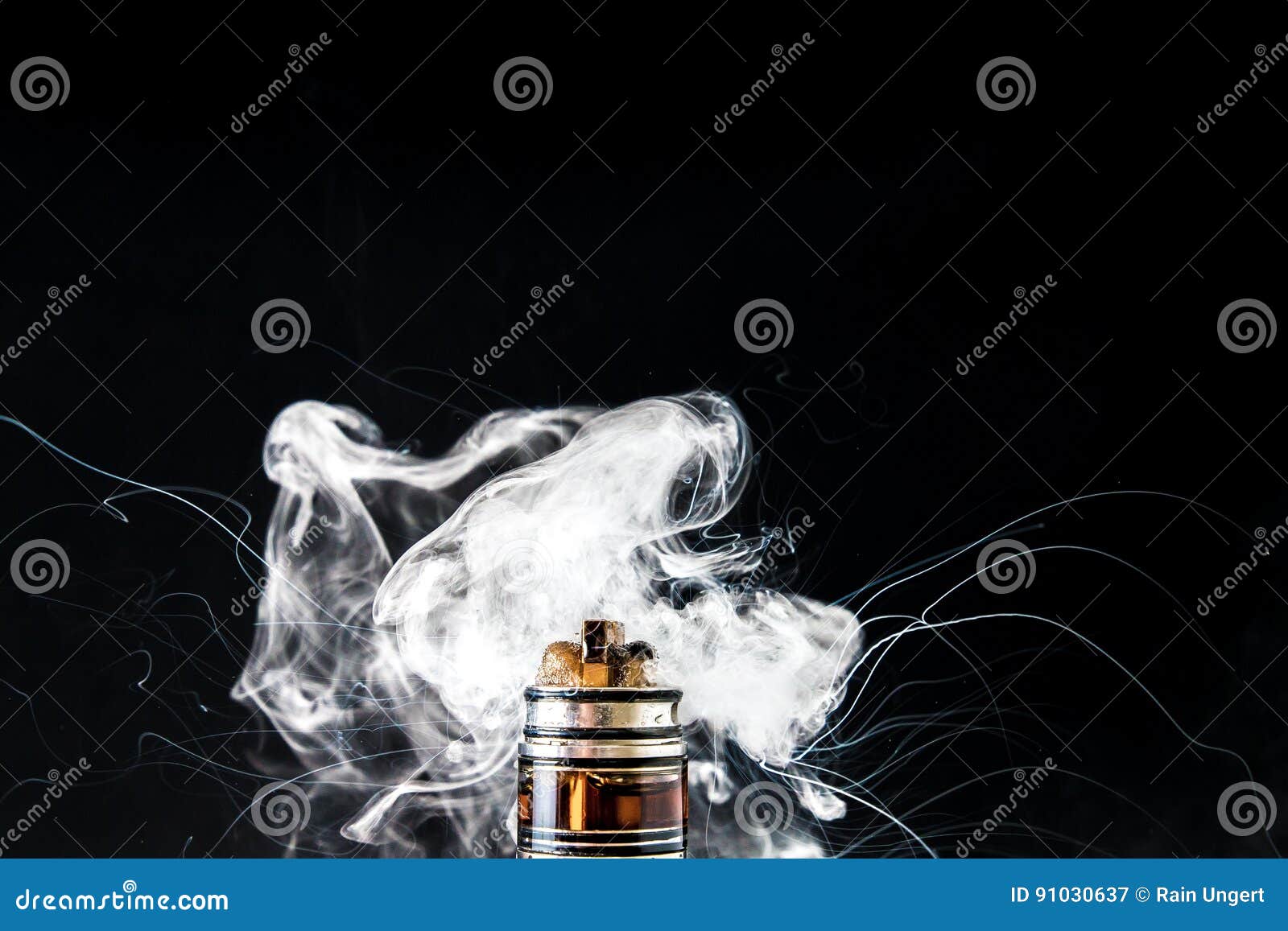 E-Zigarette vape Explosion stockbild. Bild von glycerol - 91030637