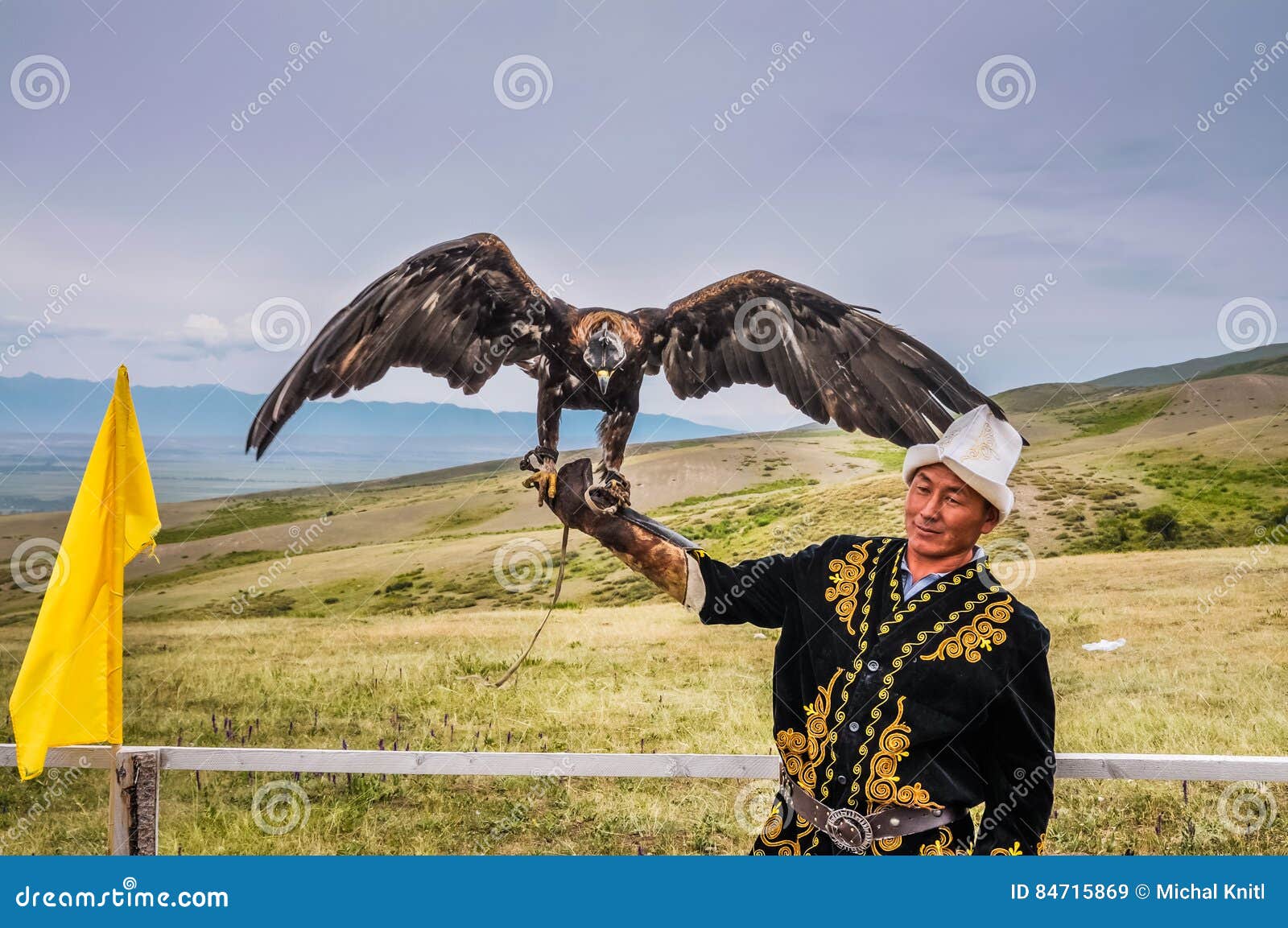 Eagle-mens in Kyrgyzstan redactionele stock afbeelding. Image of reis ...