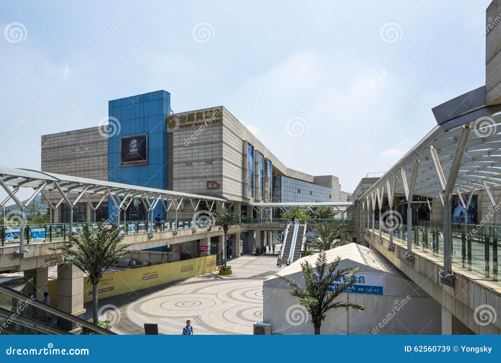 Eagle Outlets dourado imagem de stock editorial. Imagem de curso - 62560739